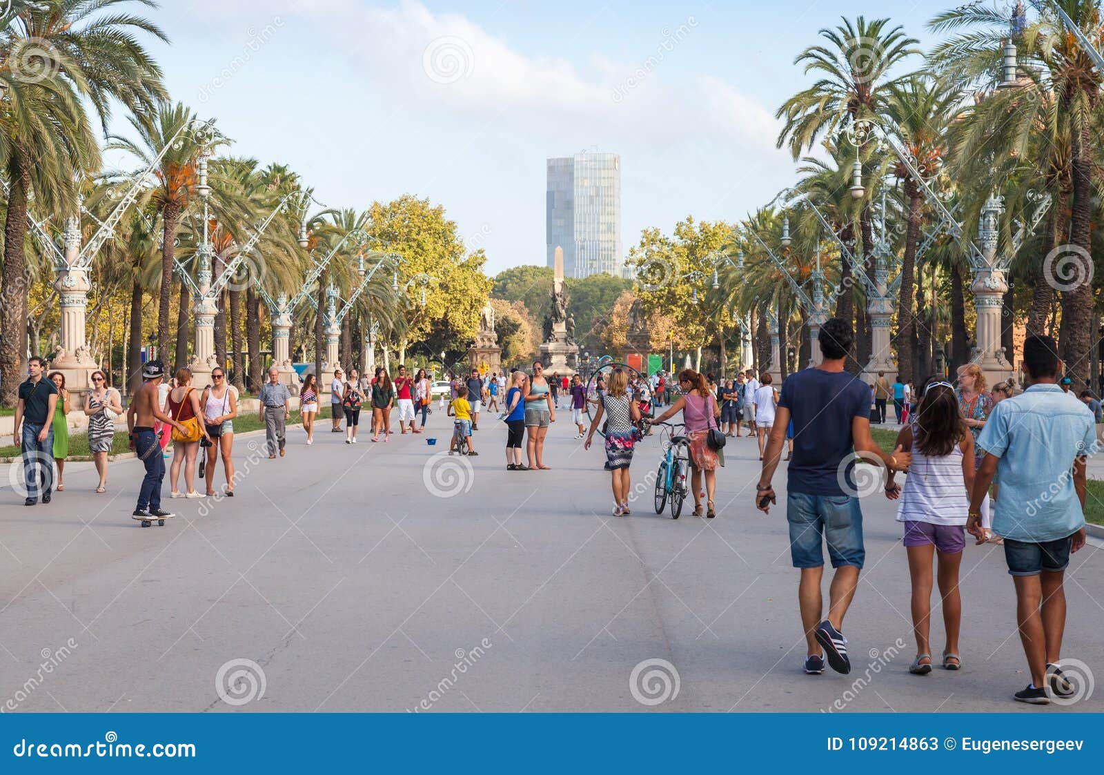 De Mensen Lopen Op Promenade Barcelona, Spanje Redactionele Stock Foto ...