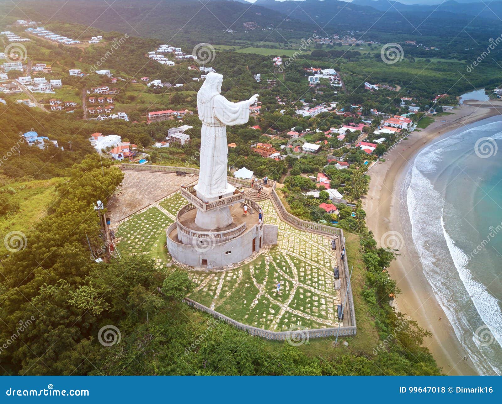 De Mensen Op Het Standbeeld Van Jesus-Christus Reizen Stock Foto ...