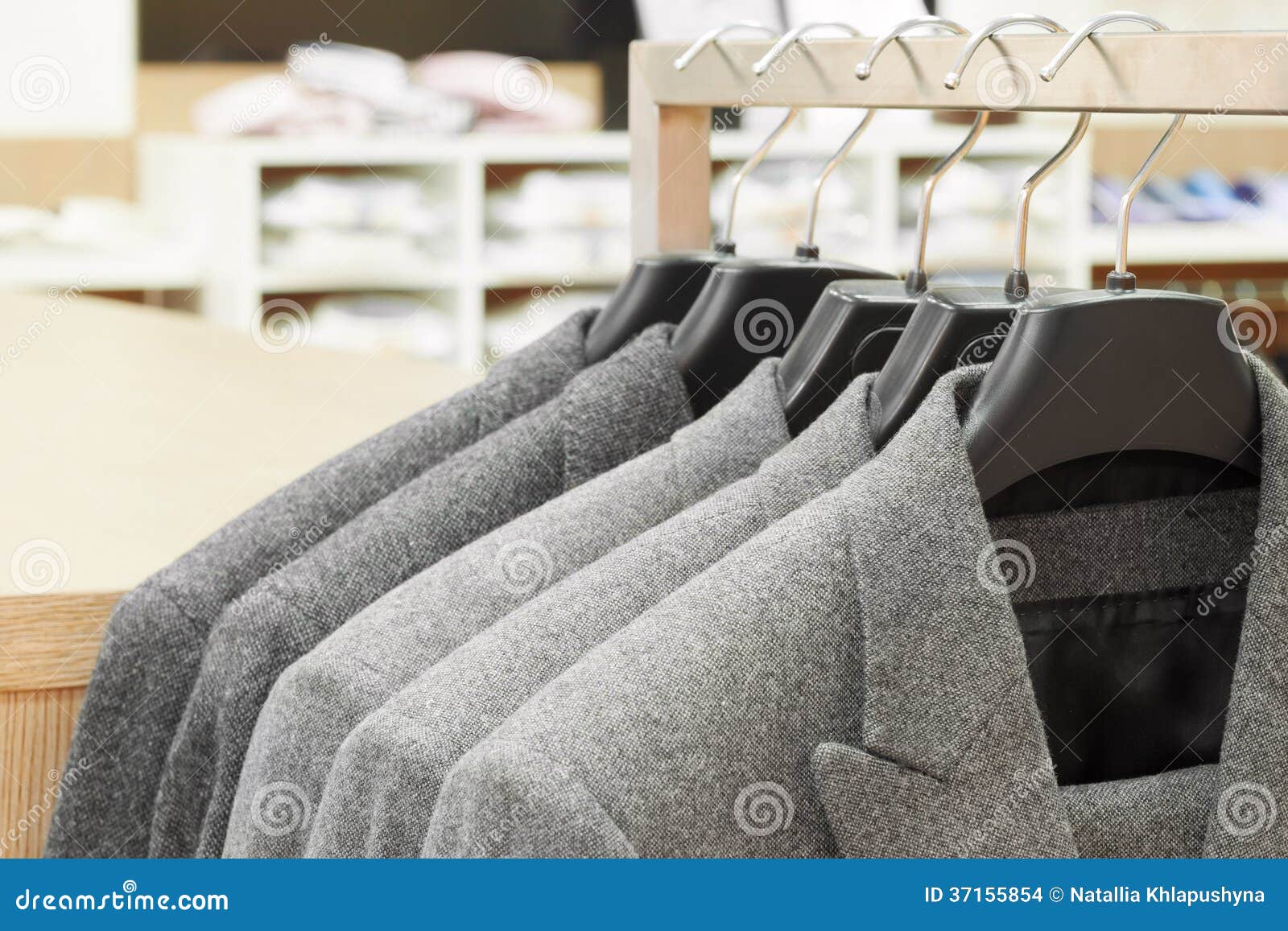 De Mensen Passen Jasjes in Kledingsopslag Aan Stock Foto - Image of ...