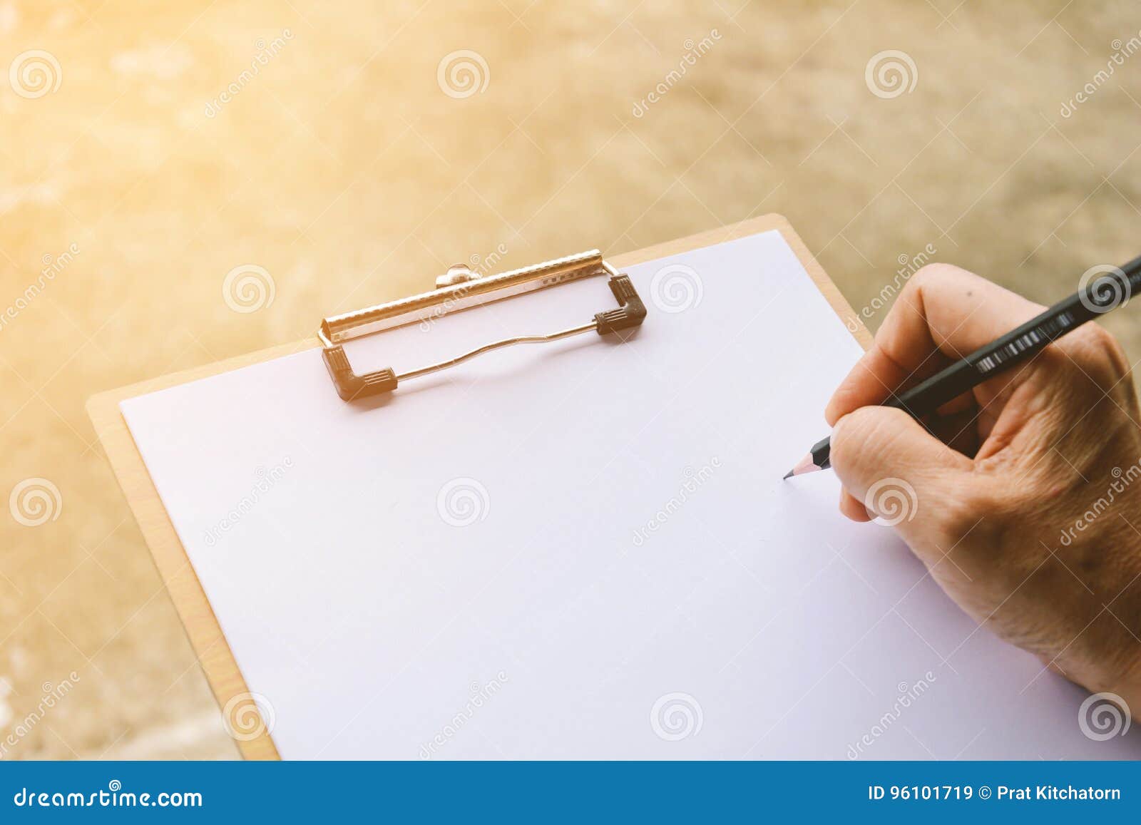 De Mensen Schrijven Een Bericht Op Het Document Op Klembord Stock ...