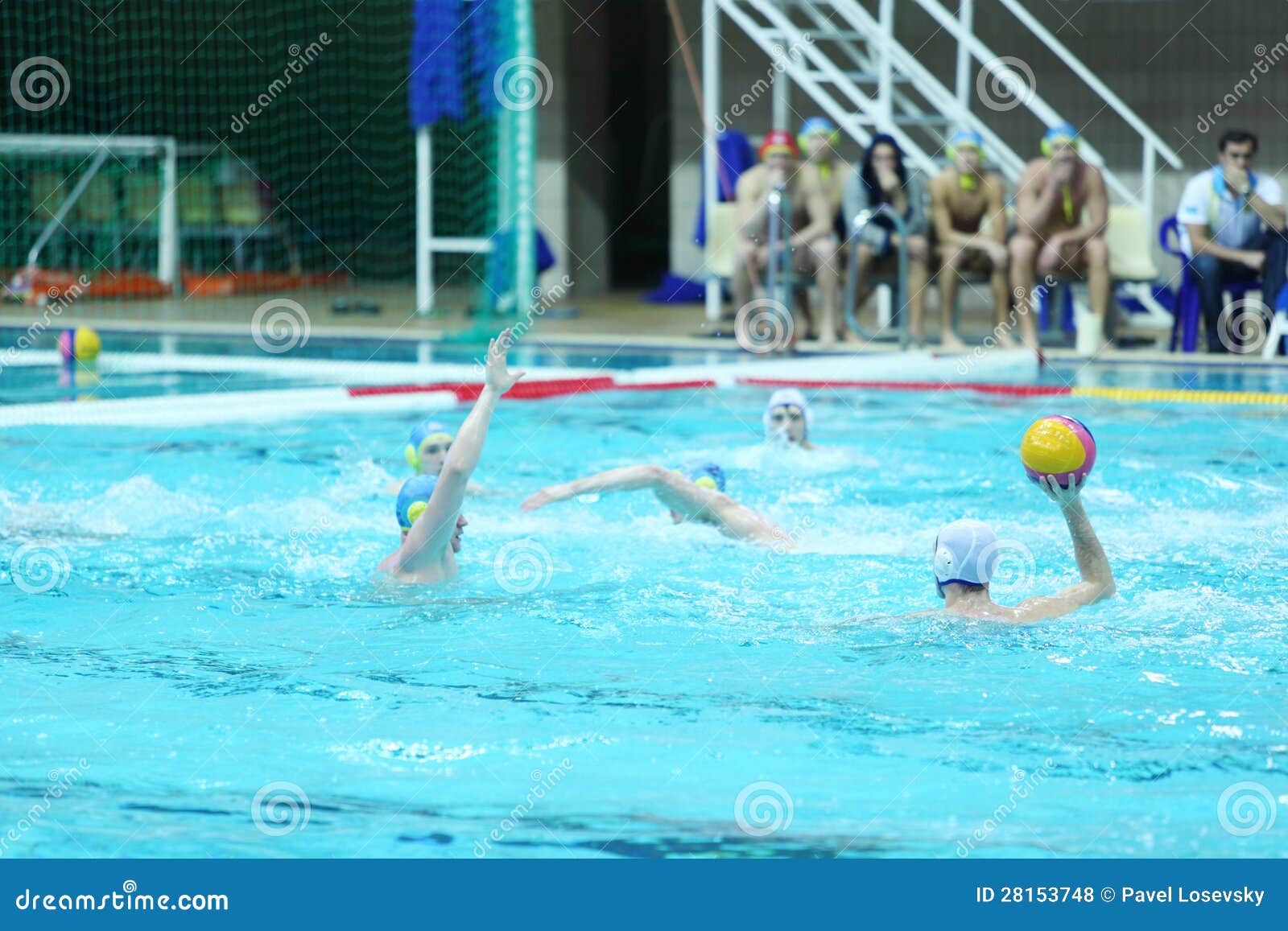 De Mensen Spelen Waterpolo in Pool Redactionele Stock Foto - Image of ...