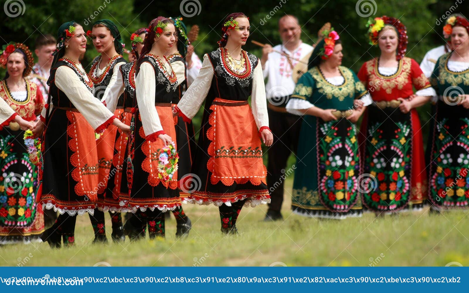De Mensen in Traditionele Kostuums Dansen Bulgaarse Horo Een Weide ...