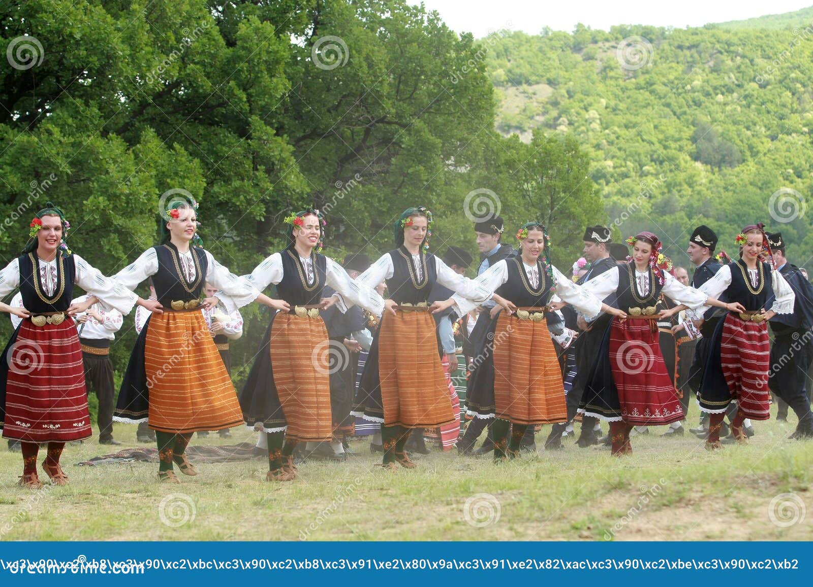 De Mensen in Traditionele Kostuums Dansen Bulgaarse Horo Een Weide ...