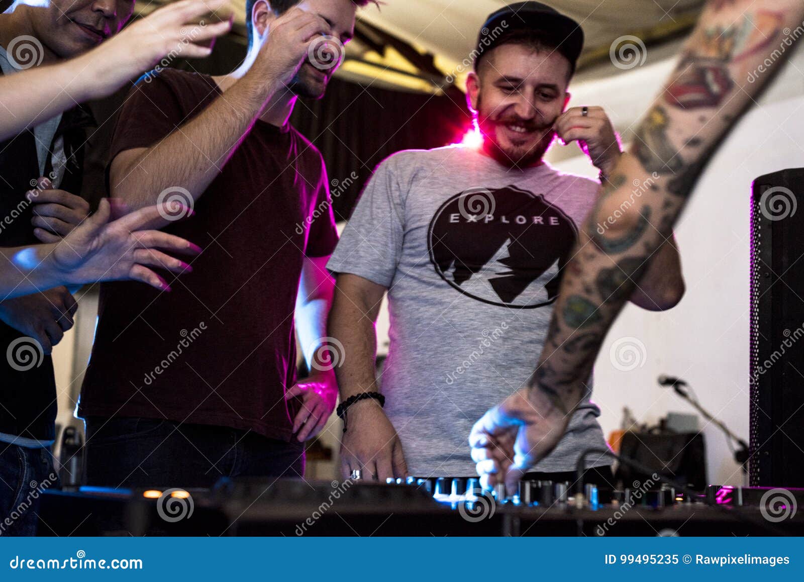 De Mensen Treden Bij De Post Van DJ Toe Stock Afbeelding - Image of ...