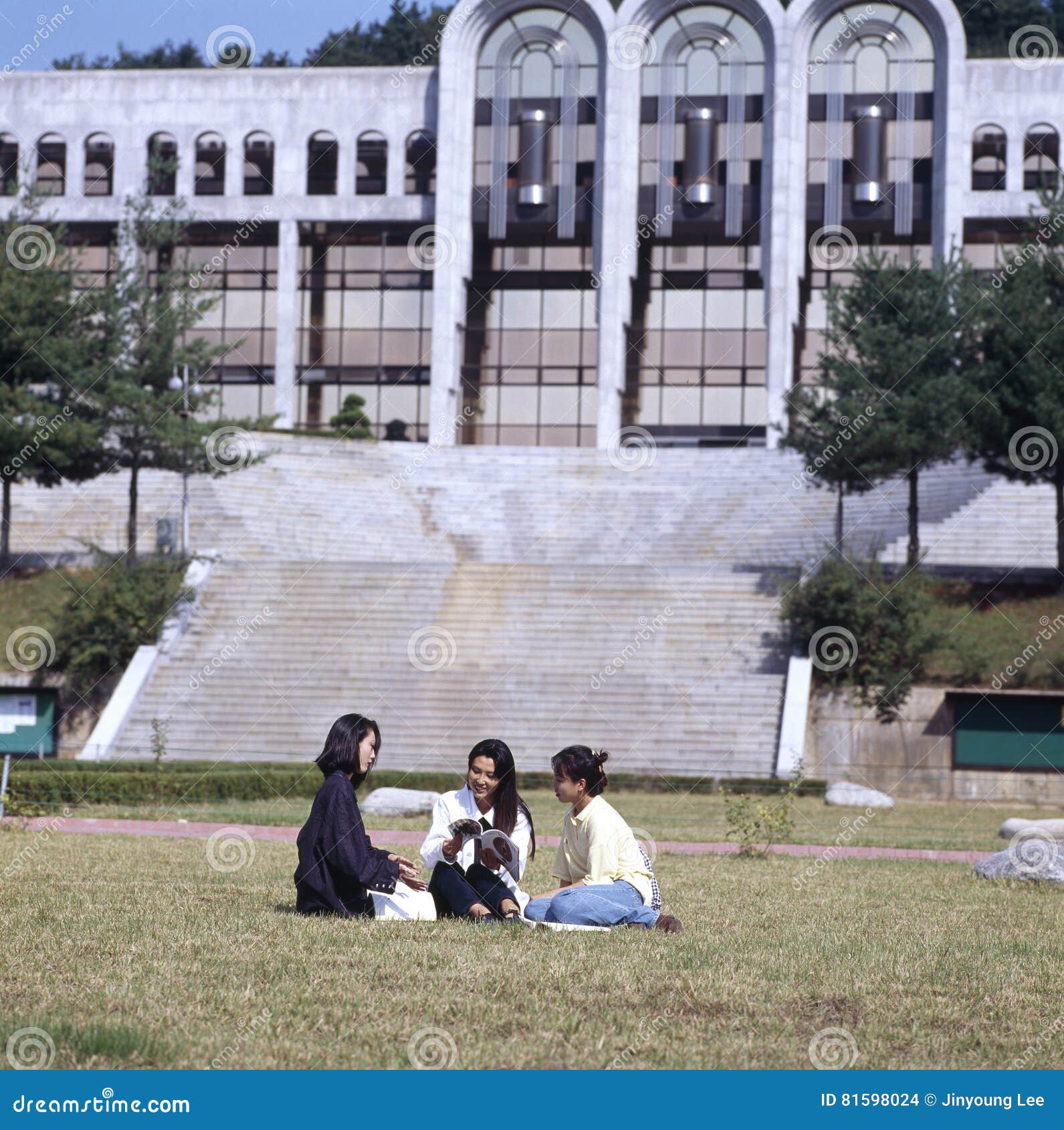 De Mensen Van Azië Het Lezen Redactionele Stock Afbeelding - Image of ...