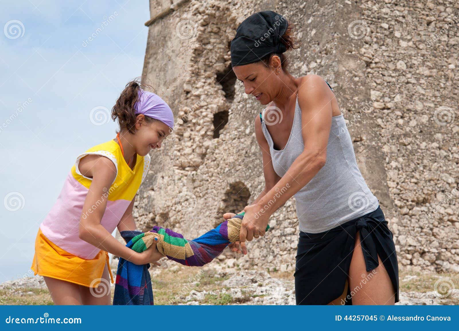 De Mensen Wringen Een Handdoek Stock Afbeelding - Image of mensen ...