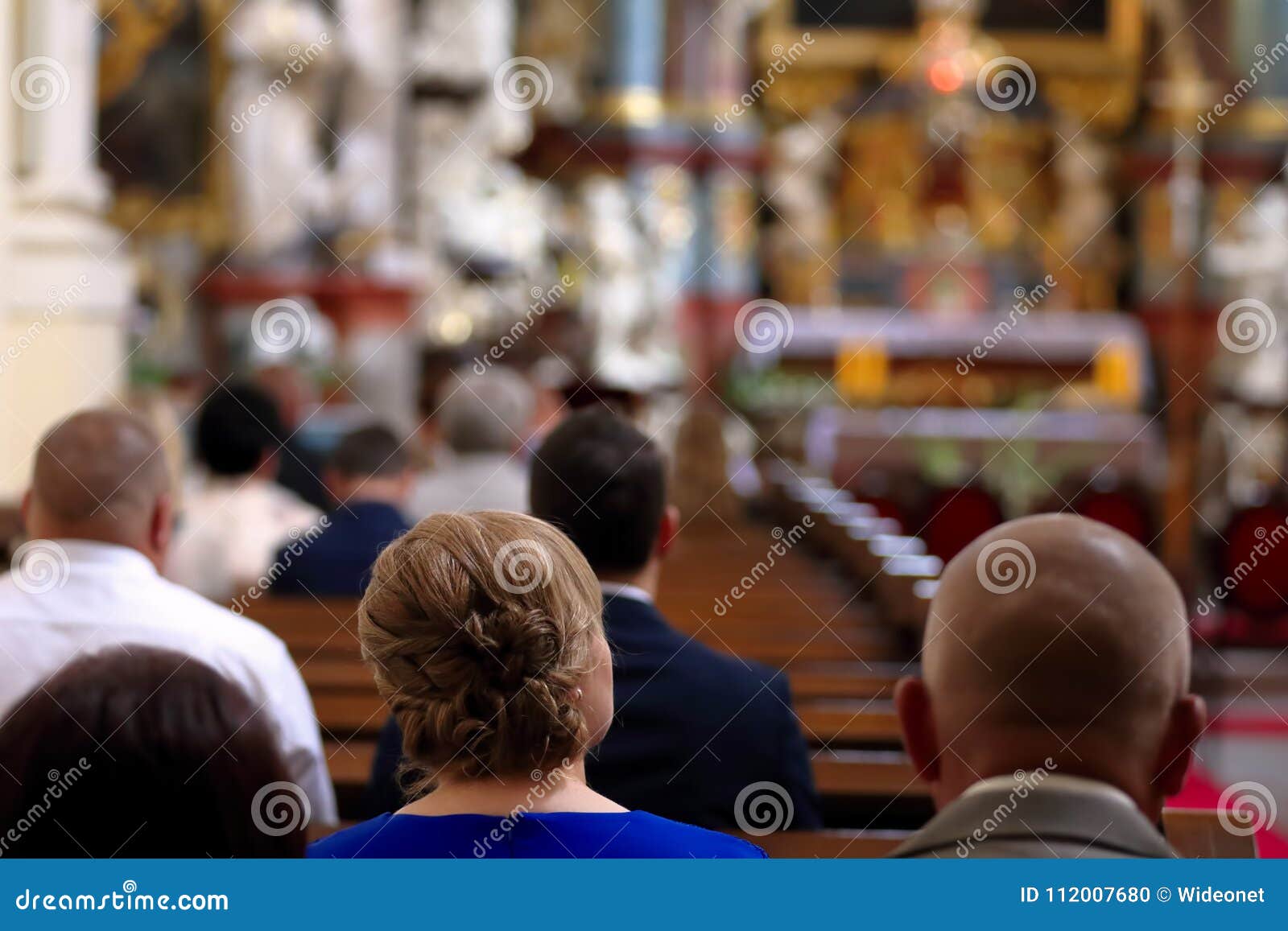 De Mensen Zitten in De Kerk Tijdens Massa Stock Foto - Image of ...