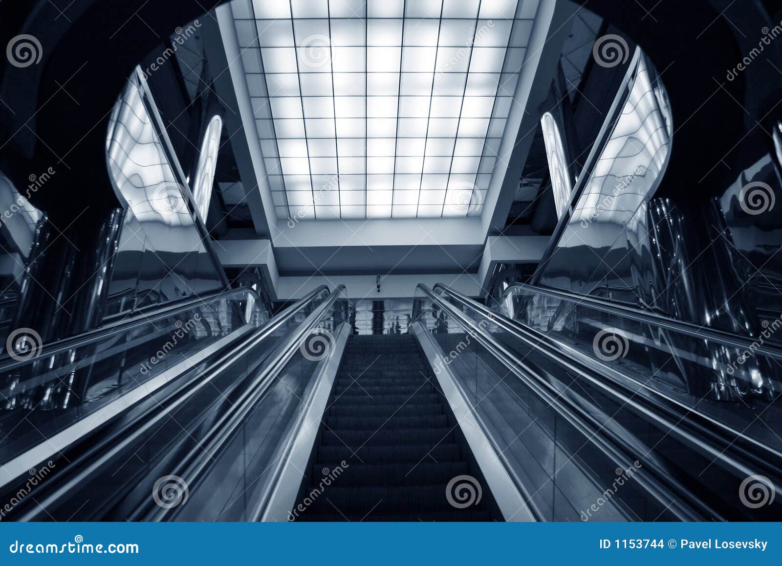 De metro van de roltrap stock foto. Image of achtergrond - 1153744