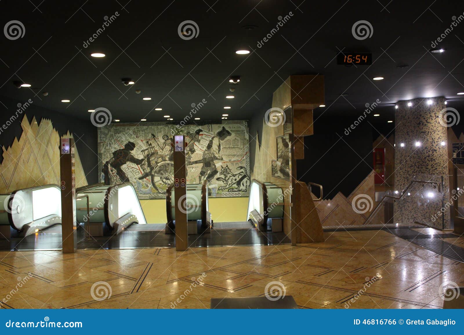 De Metro Van Napels, Toledo Station Redactionele Foto - Image of ...