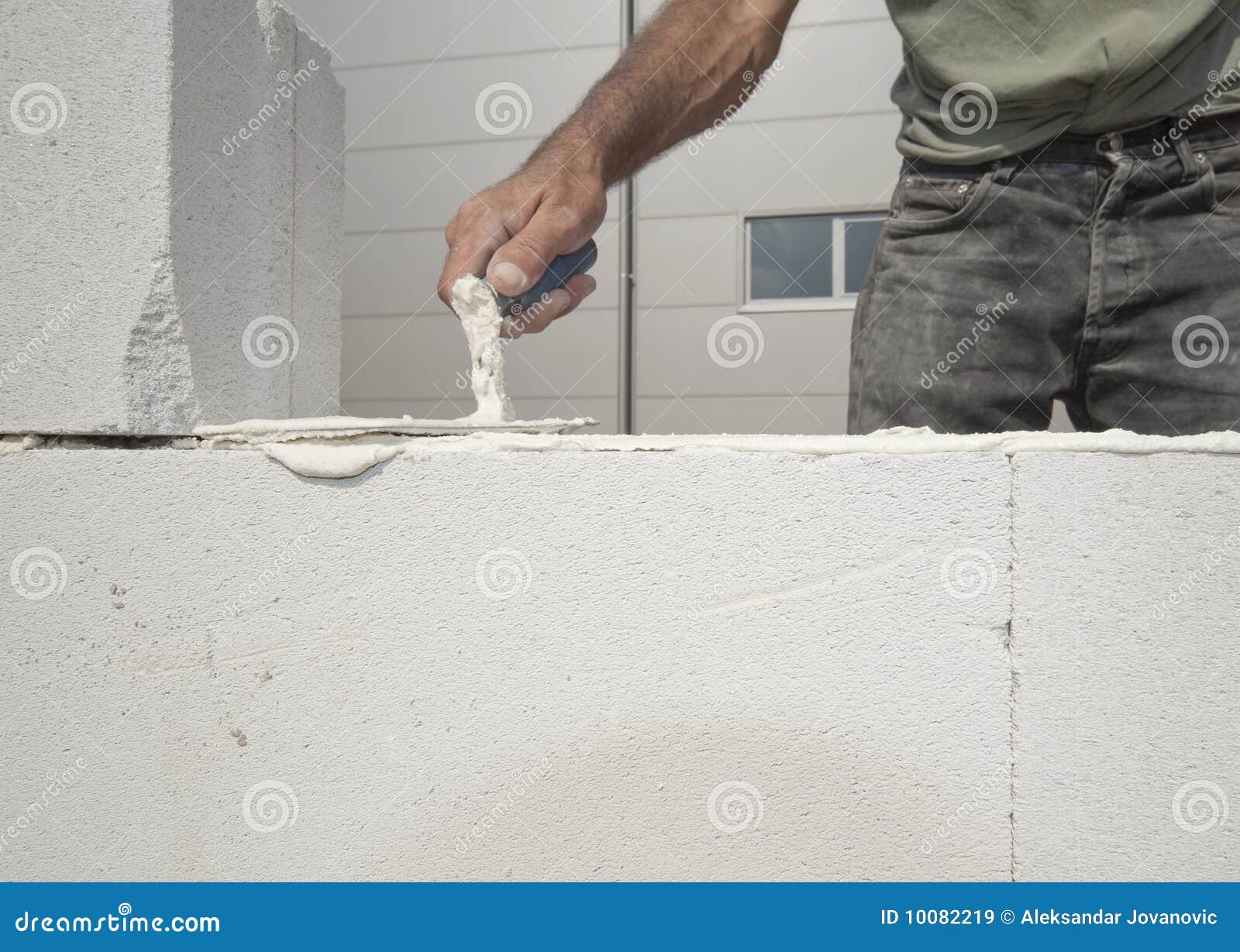 De metselaar bouwt de muur stock afbeelding. Image of bouw - 10082219