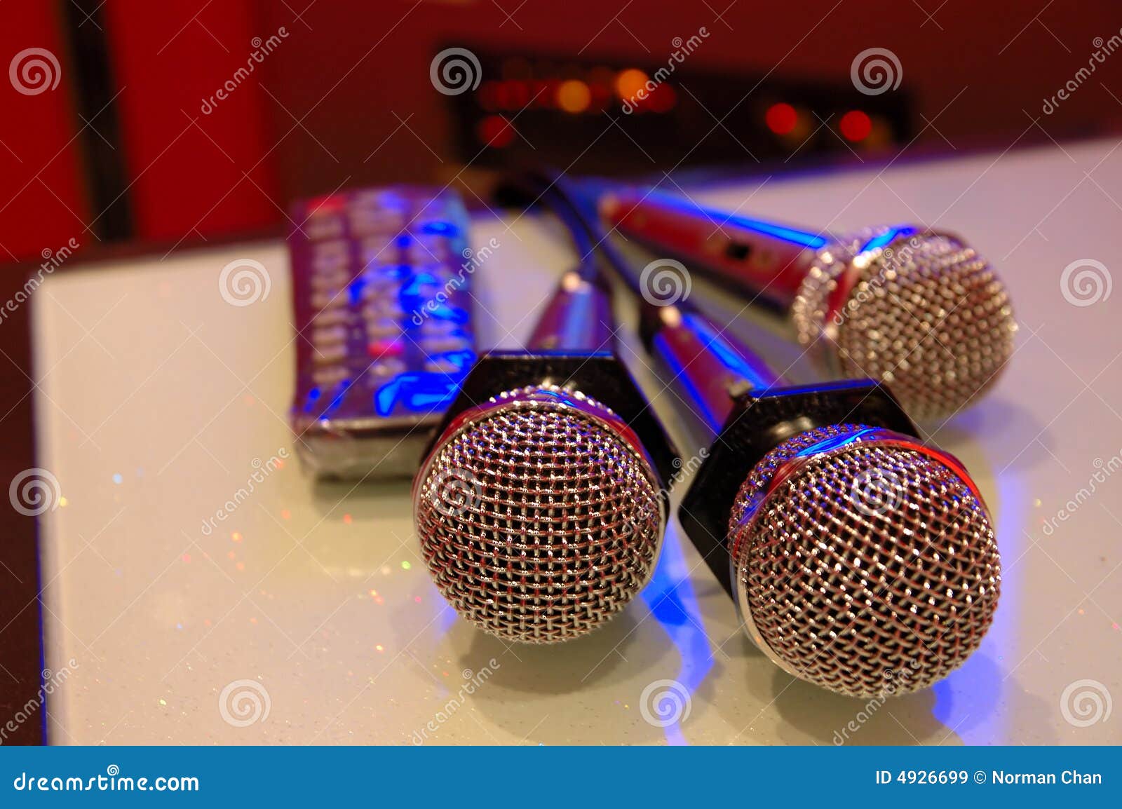 De Microfoons Van De Karaoke Stock Afbeelding - Image of restaurant ...