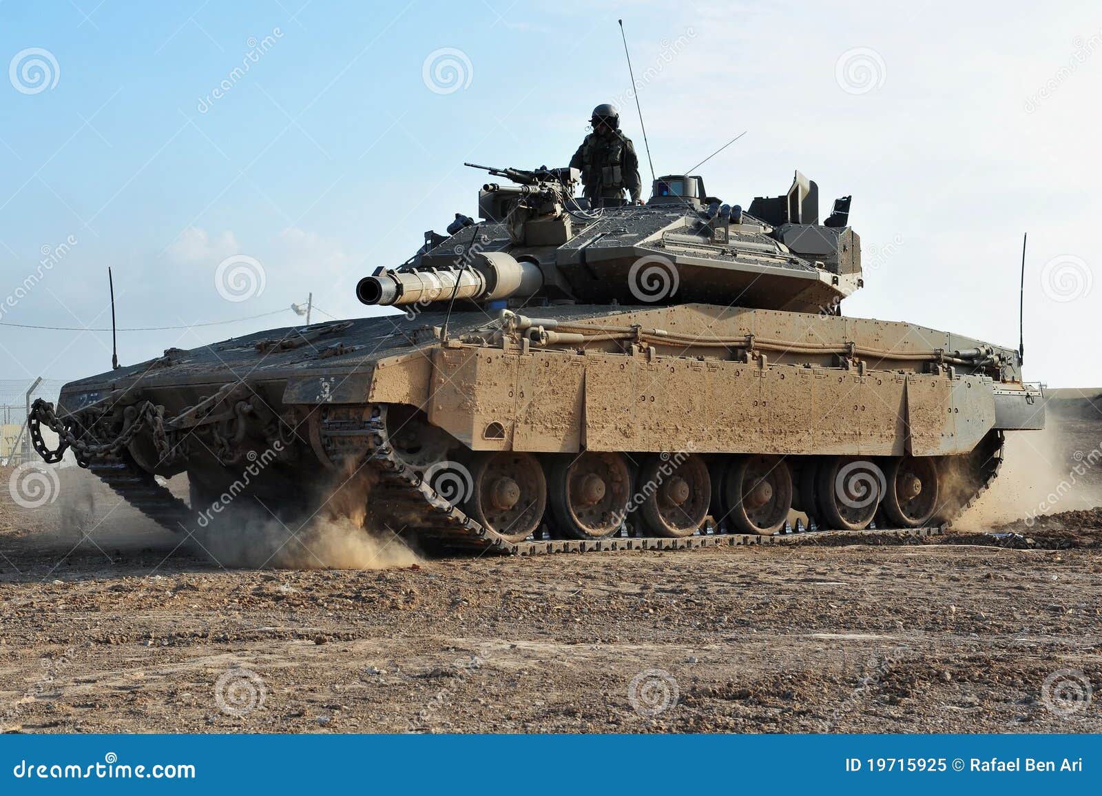 De Militair En De Tank Van Het Leger Redactionele Afbeelding - Image of ...