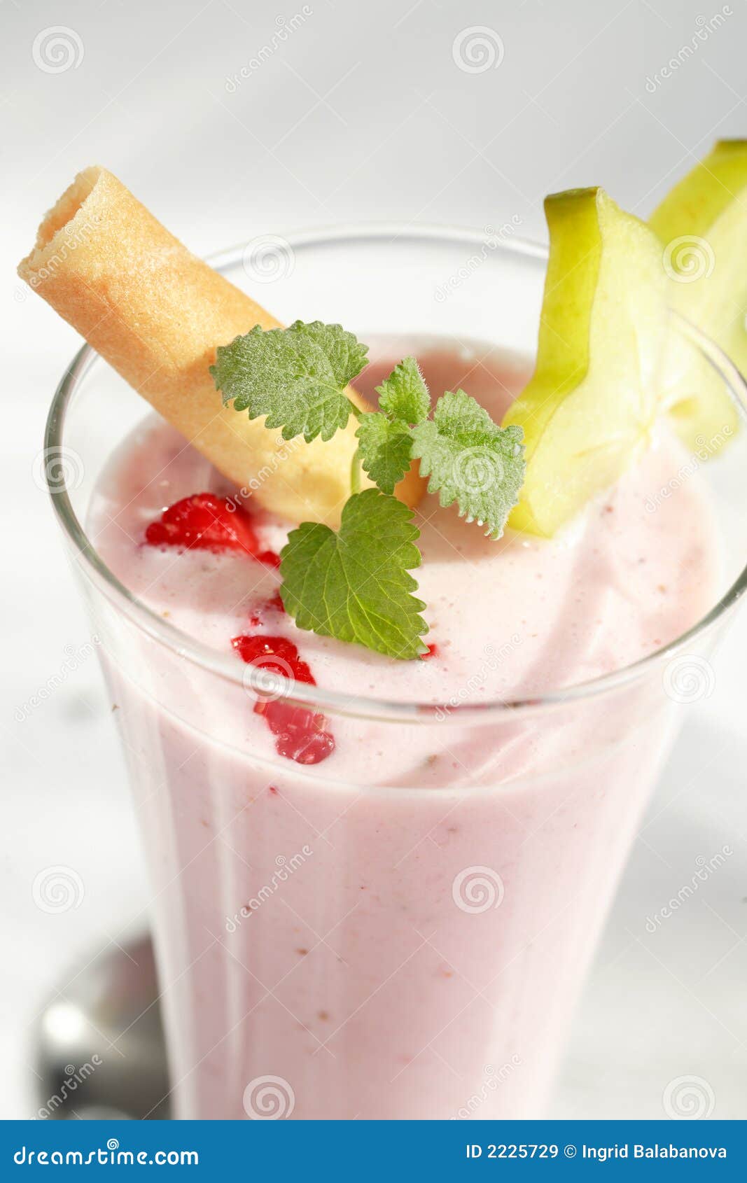 De Milkshake Van De Aardbei Stock Afbeelding - Image of dranken, laag ...