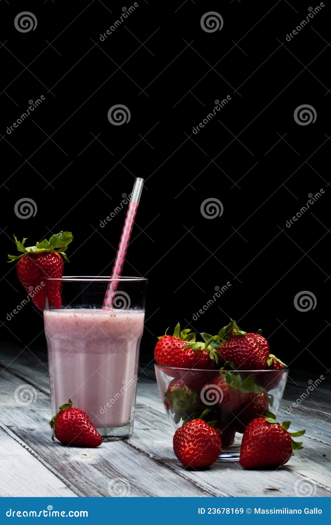 De Milkshake Van De Aardbei Stock Afbeelding - Image of nagerecht, glas ...