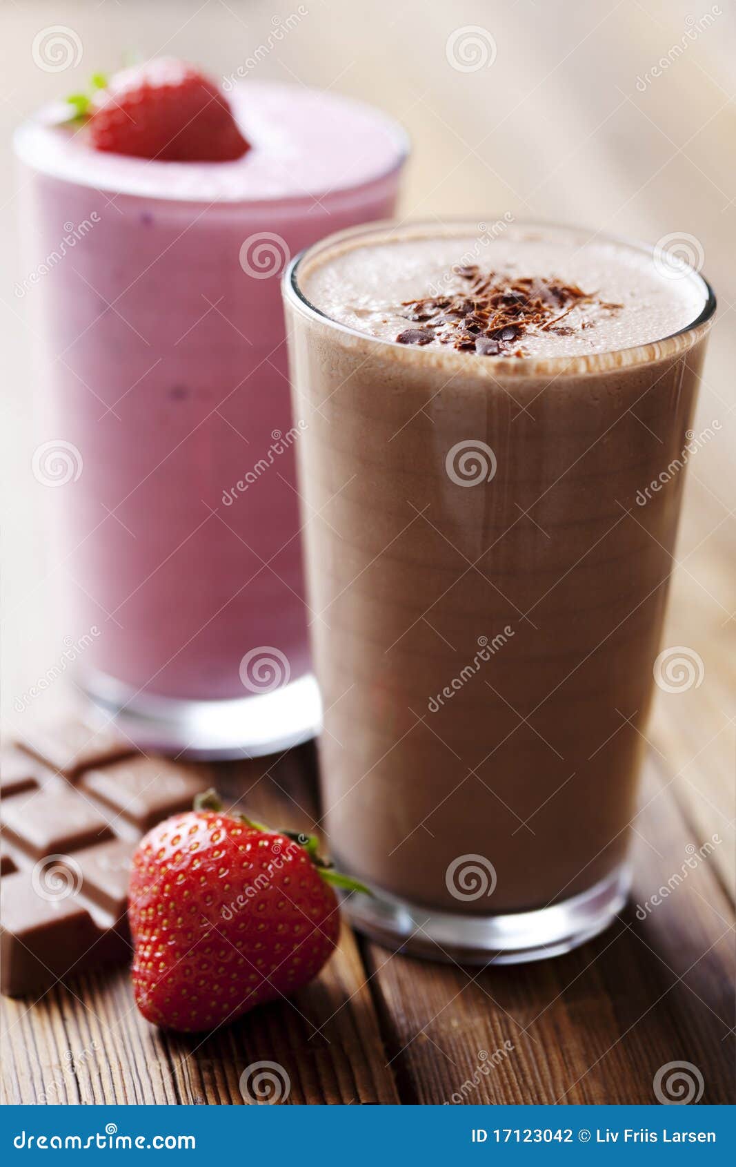 De Milkshake Van De Chocolade En Van De Aardbei Stock Foto - Image of ...