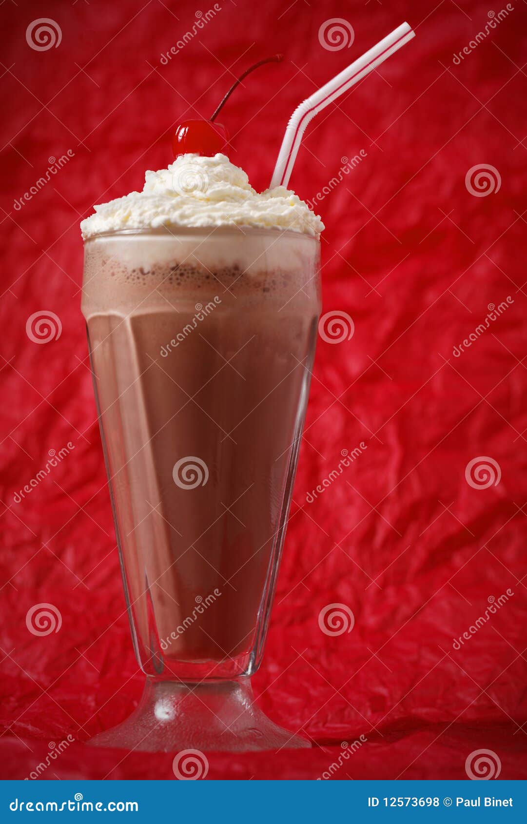 De Milkshake Van De Chocolade Met Geranseld Stock Foto - Image of rood ...