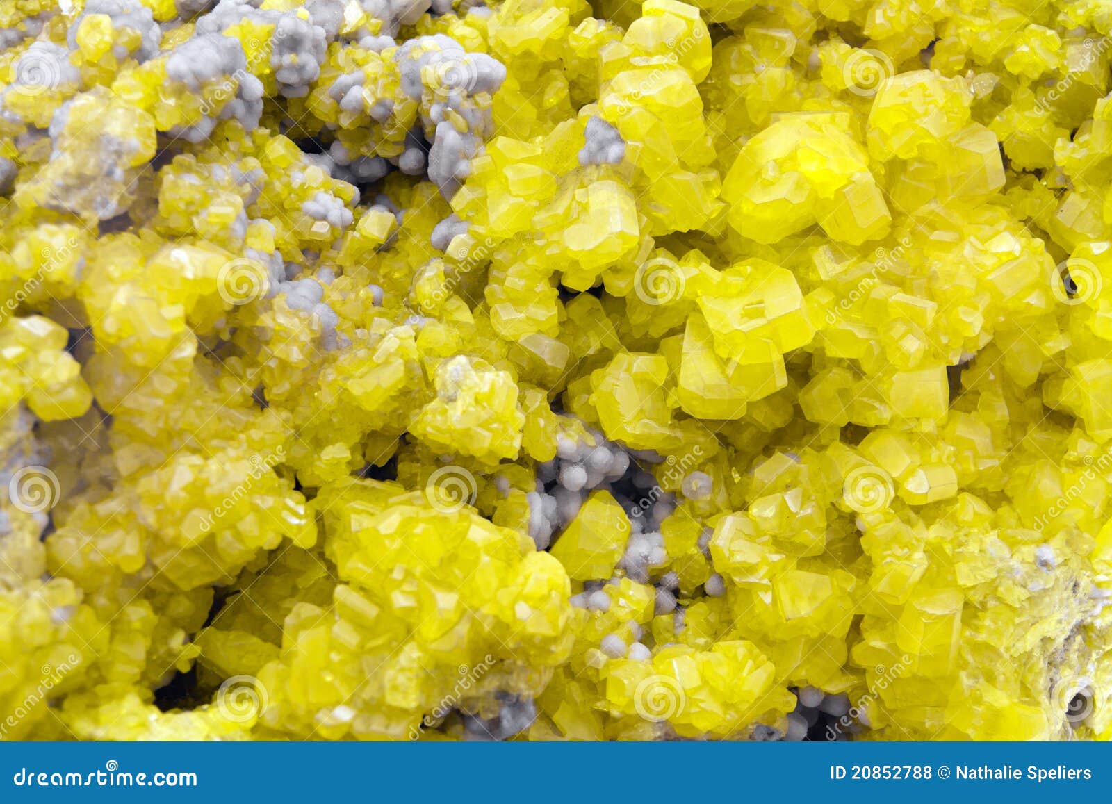 De Minerale Macro Van Het Kristal Van De Zwavel Stock Foto - Image of ...