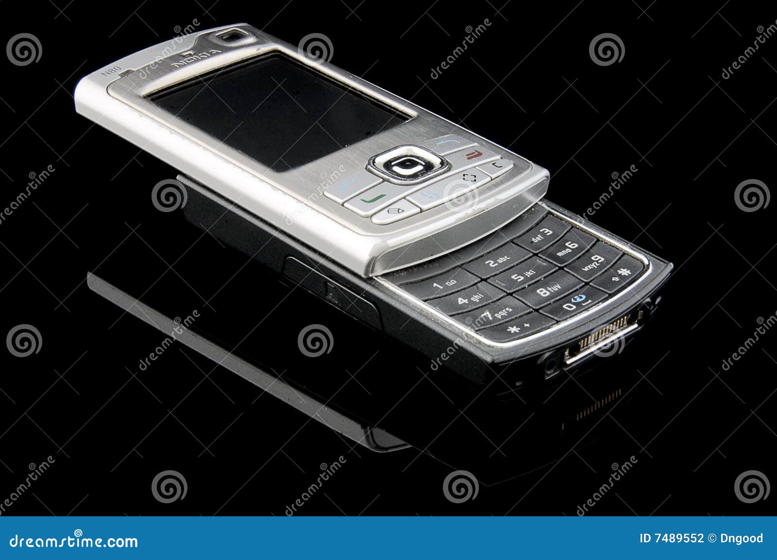De Mobiele Telefoon - Oud Model Op Zwarte - Opent Stock Foto - Image of ...