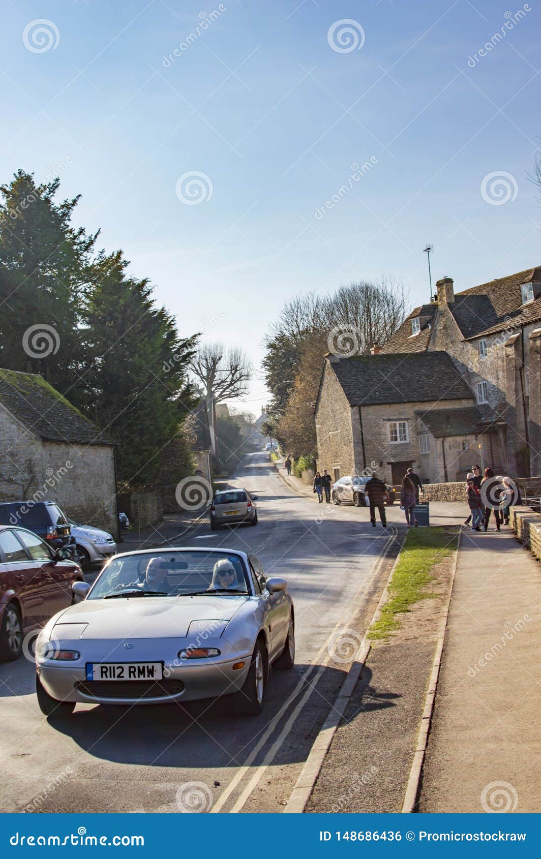 De Moderne Auto Op De Straat Van Bibury Dorp in Het UK Redactionele ...