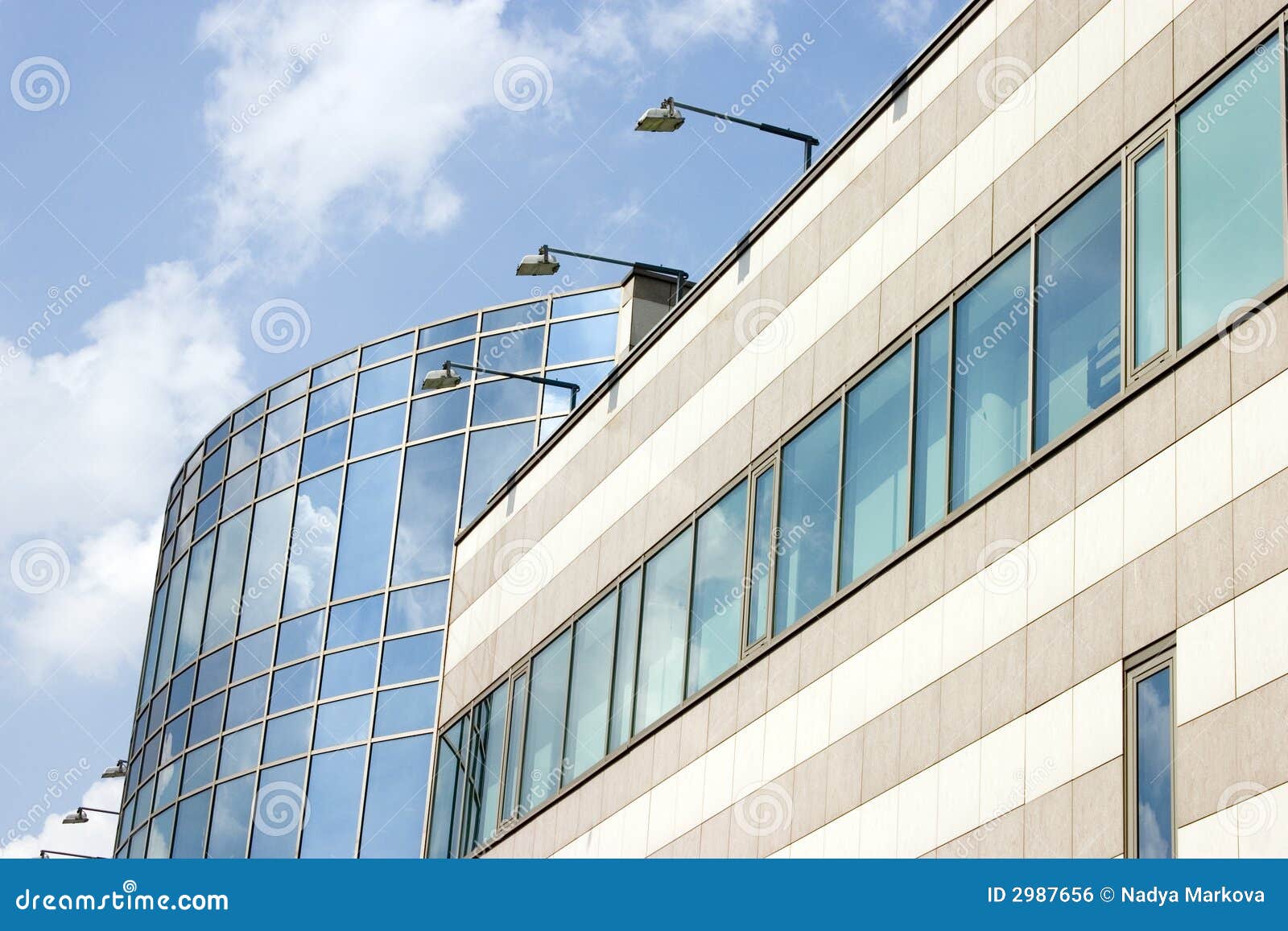 De moderne bouw stock foto. Image of gebouw, wolk, architectuur - 2987656