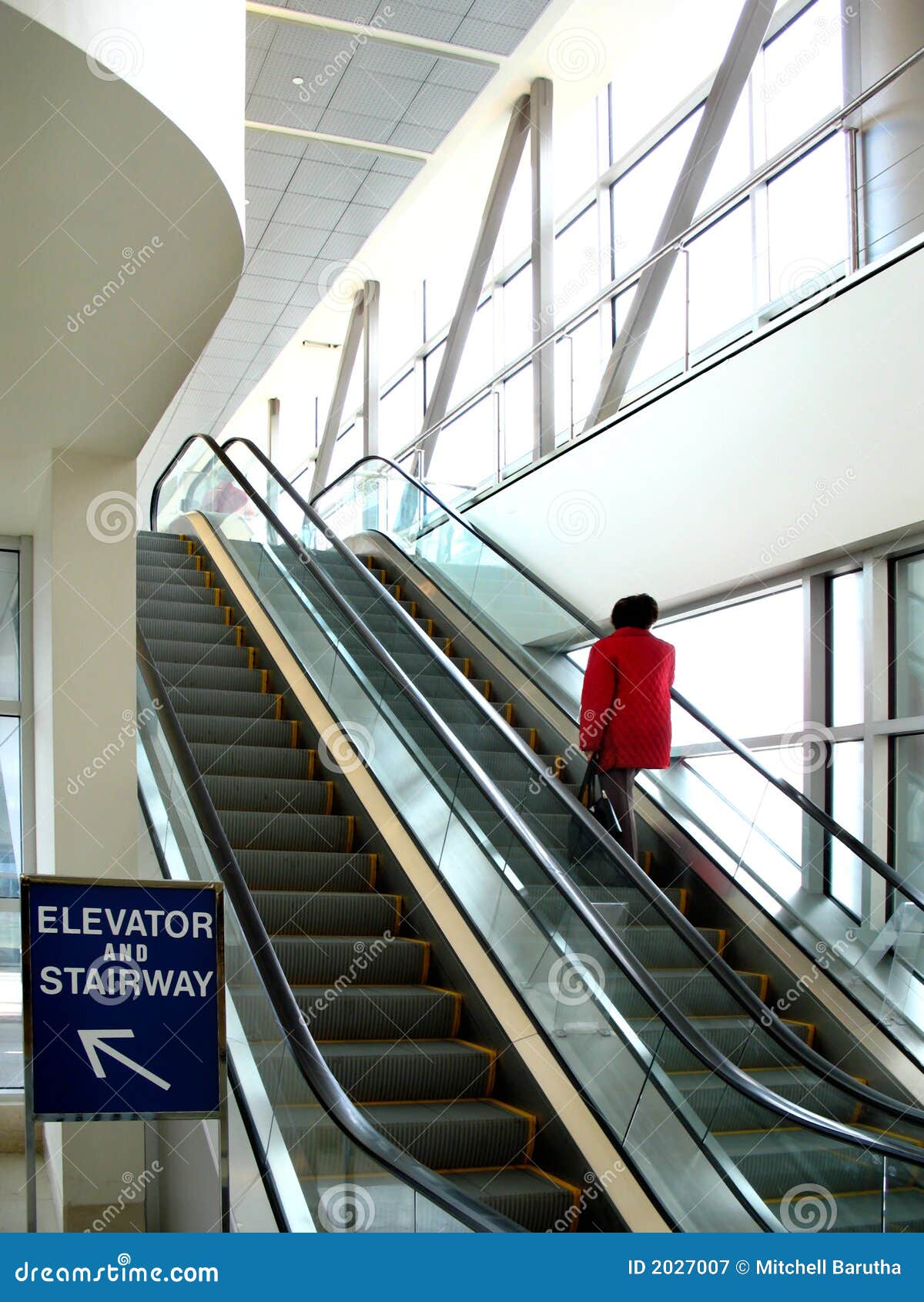 De Moderne Bouw Van De Roltrap Stock Afbeelding - Image of lift ...