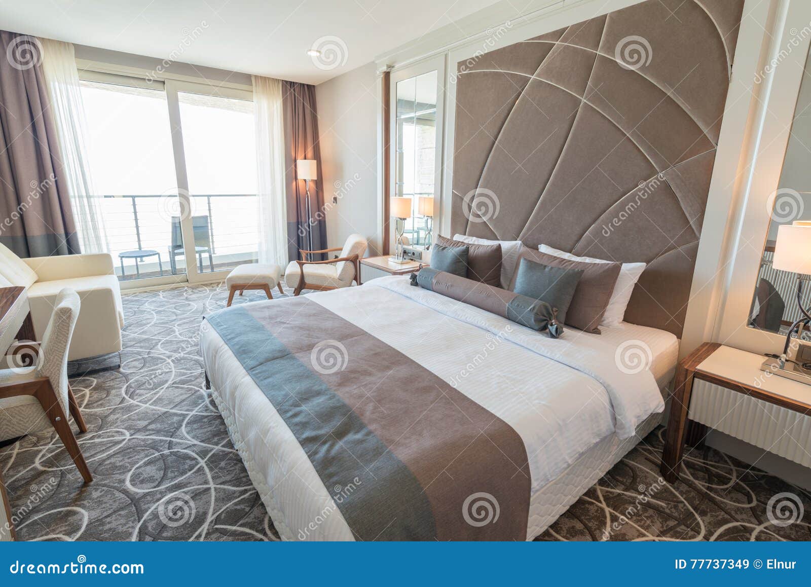 De Moderne Hotelruimte Met Groot Bed Stock Afbeelding - Image of mooi ...