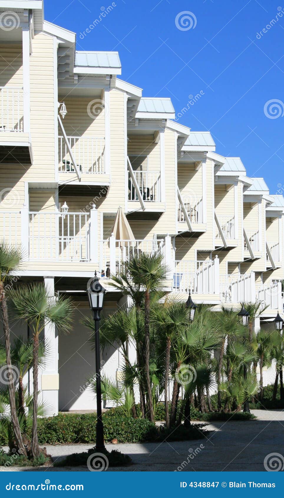 De Moderne Rijtjeshuizen Van Flats Stock Afbeelding - Image of balkon ...