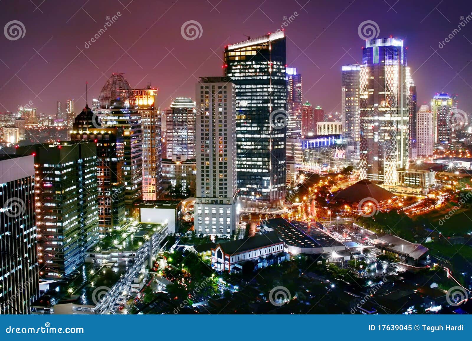 De Moderne Stad Van De Nacht Stock Afbeelding - Image of blauw ...
