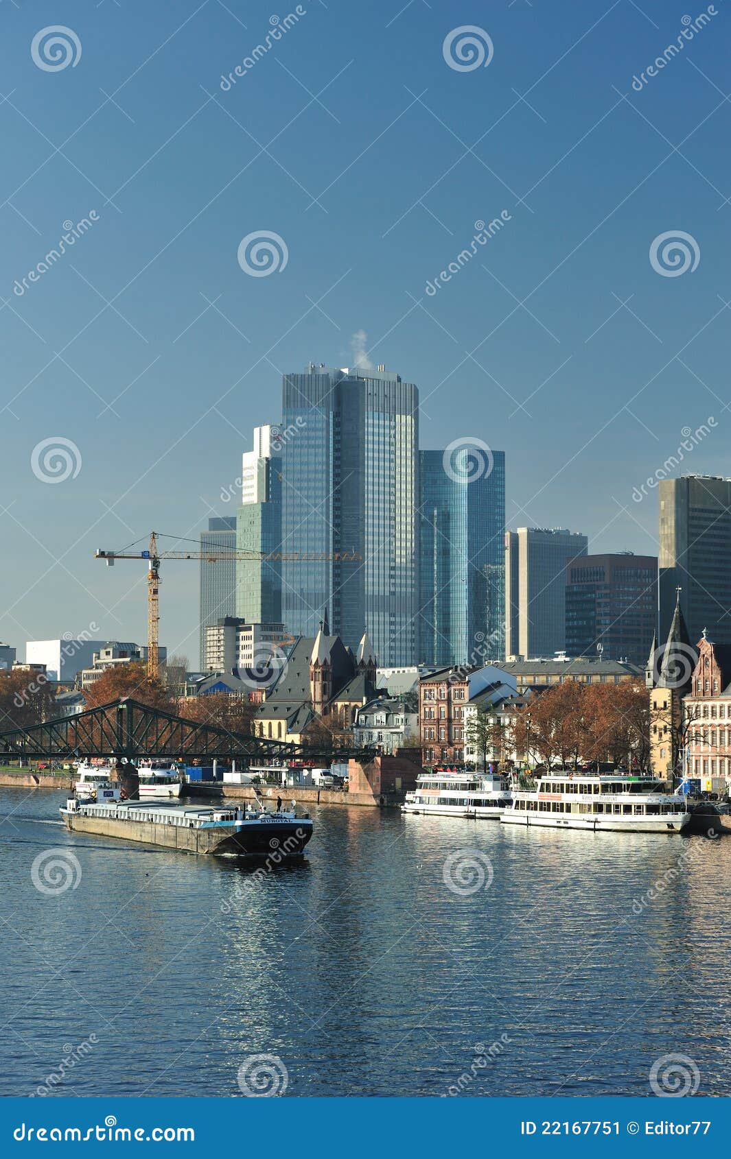De Moderne Stad Van Frankfurt Naast Hoofdrivier Redactionele Foto ...
