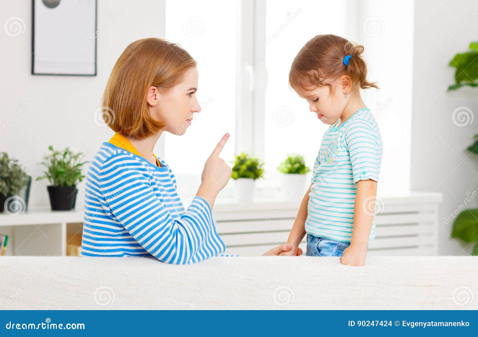 De Moeder Berispt En Straft Kinddochter Stock Foto - Image of mensen ...