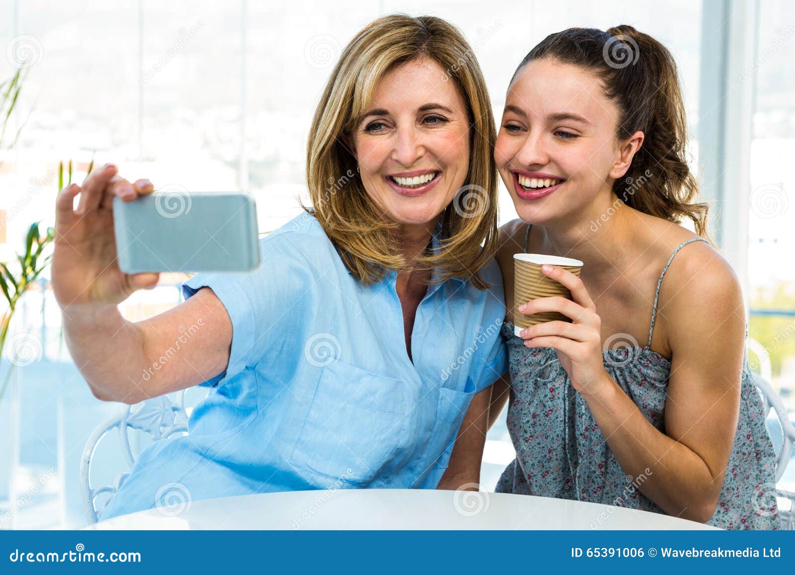De Moeder En De Dochter Nemen Selfie Stock Foto Image Of Voorliefde
