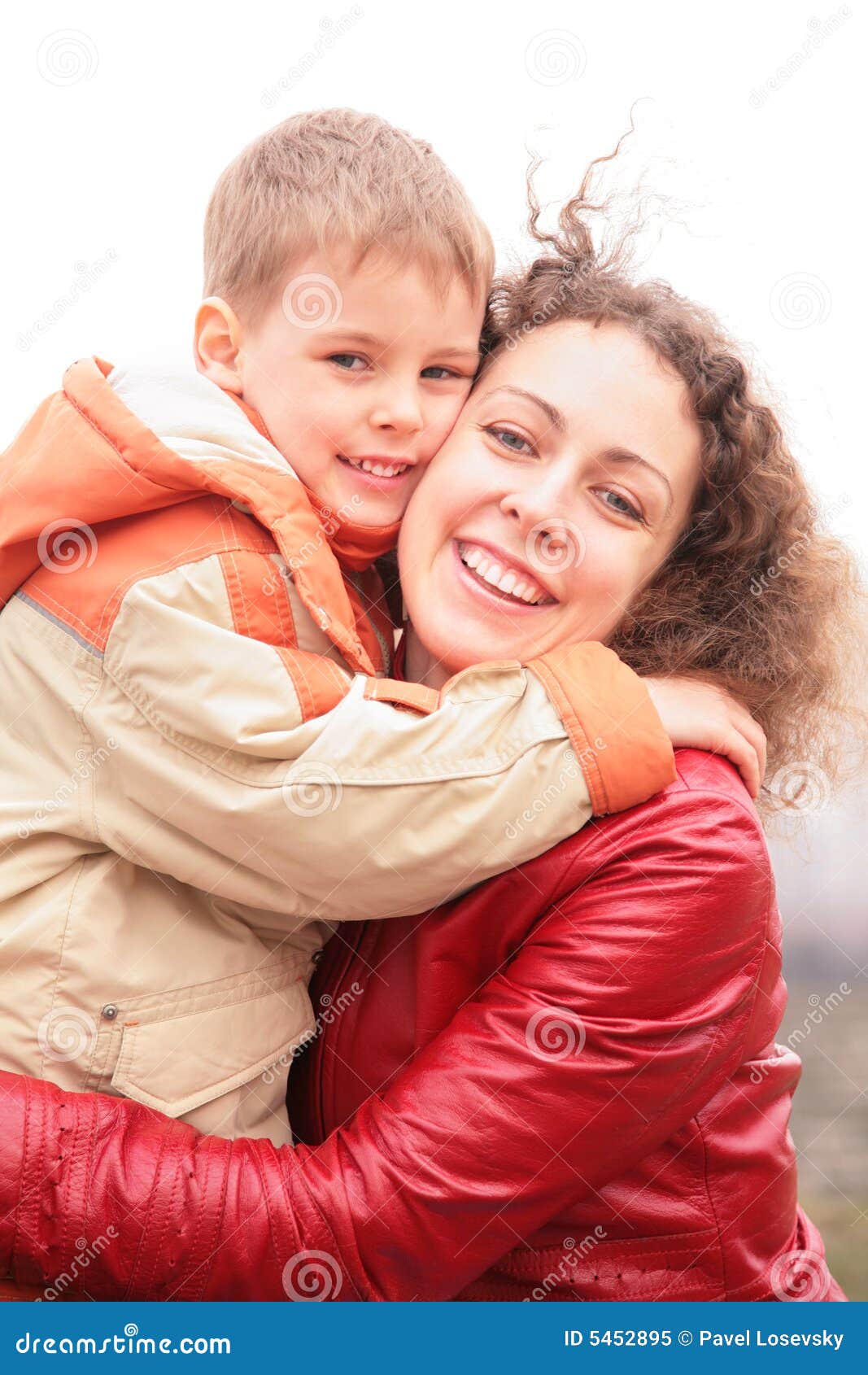 De Moeder En De Zoon Omhelzen Elkaar Stock Afbeelding - Image of leuk ...