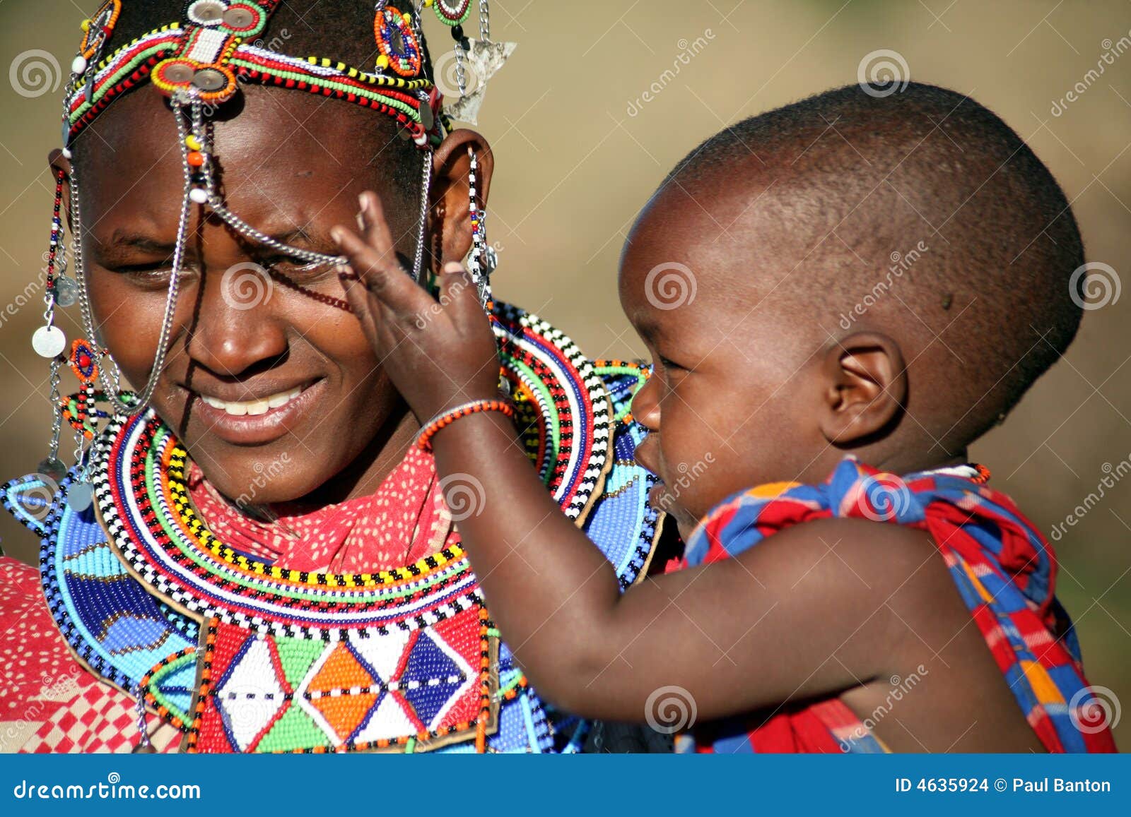 De Moeder En Het Kind Van Masai (Kenia) Redactionele Stock Afbeelding ...