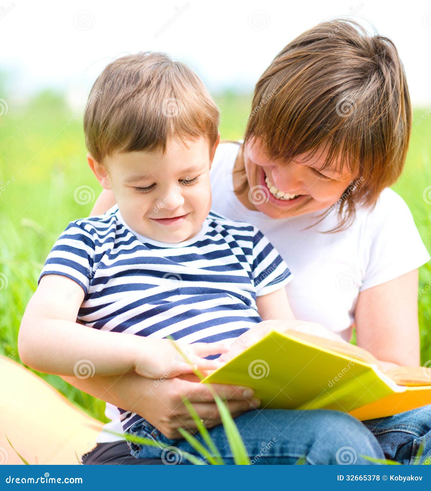 De Moeder Leest Boek Voor Haar Kind Stock Foto - Image of kinderjaren ...
