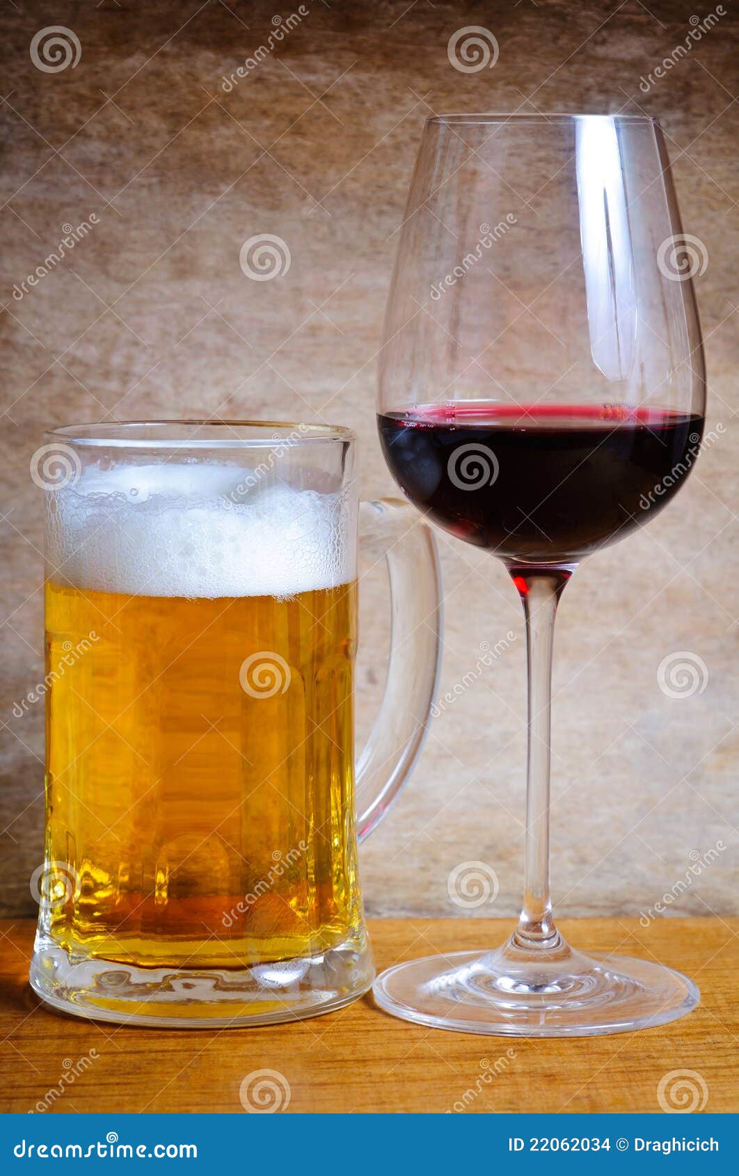 De Mok Van Het Bier En Wijnglas Stock Foto - Image of restaurant, bier ...