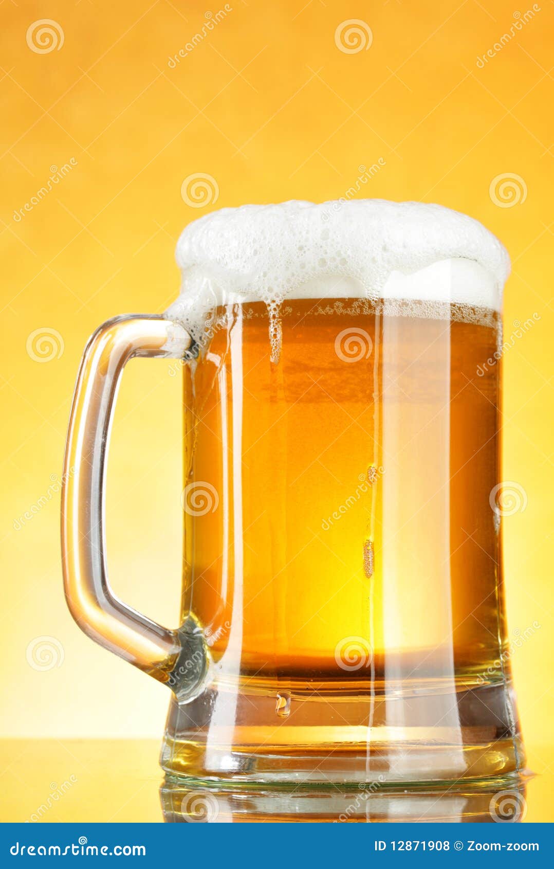 De Mok Van Het Bier Met Schuim Stock Foto - Image of ijzig, bier: 12871908