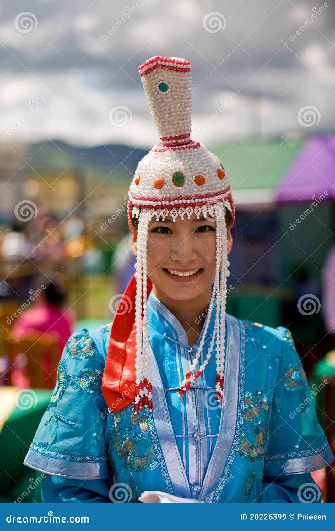 De Mongoolse Vrouw Kleedde Zich in Traditioneel Kostuum Redactionele ...