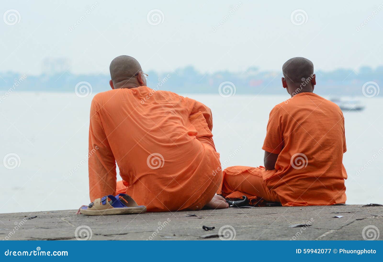 De Monniken Zitten Langs De Ganges, Varanasi Redactionele Fotografie ...