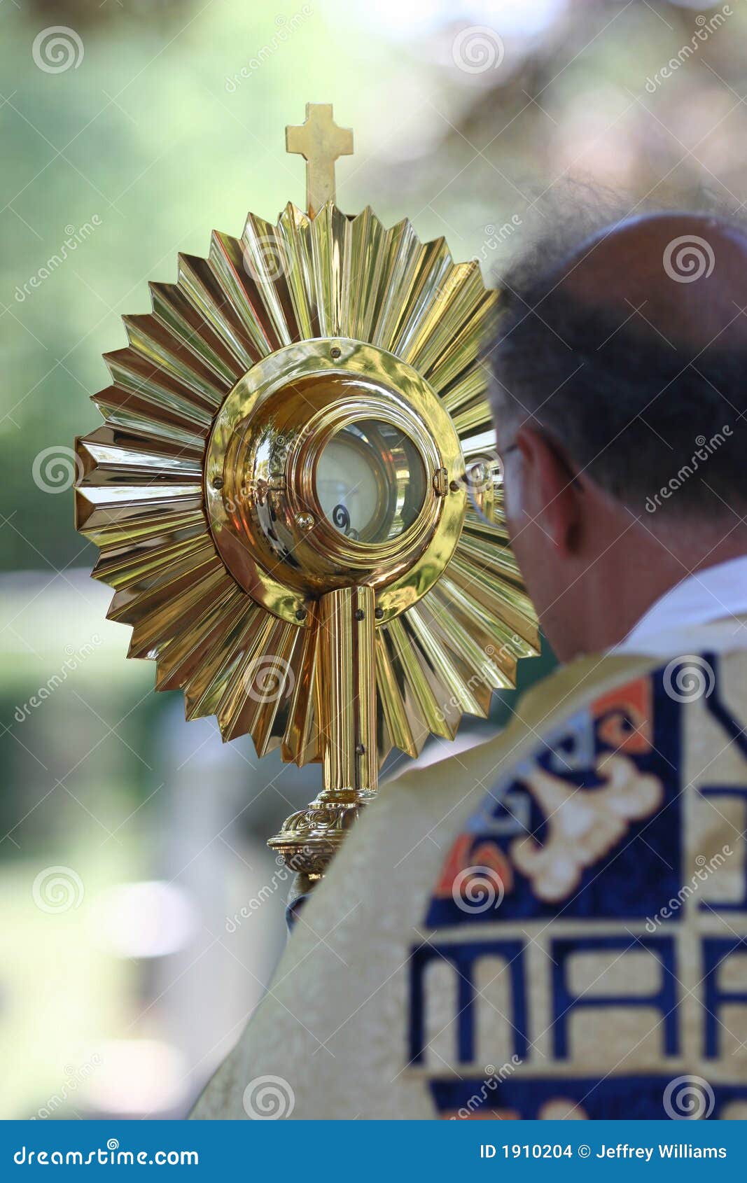 De Monstrans Van De Holding Van De Priester Stock Foto - Image of ...