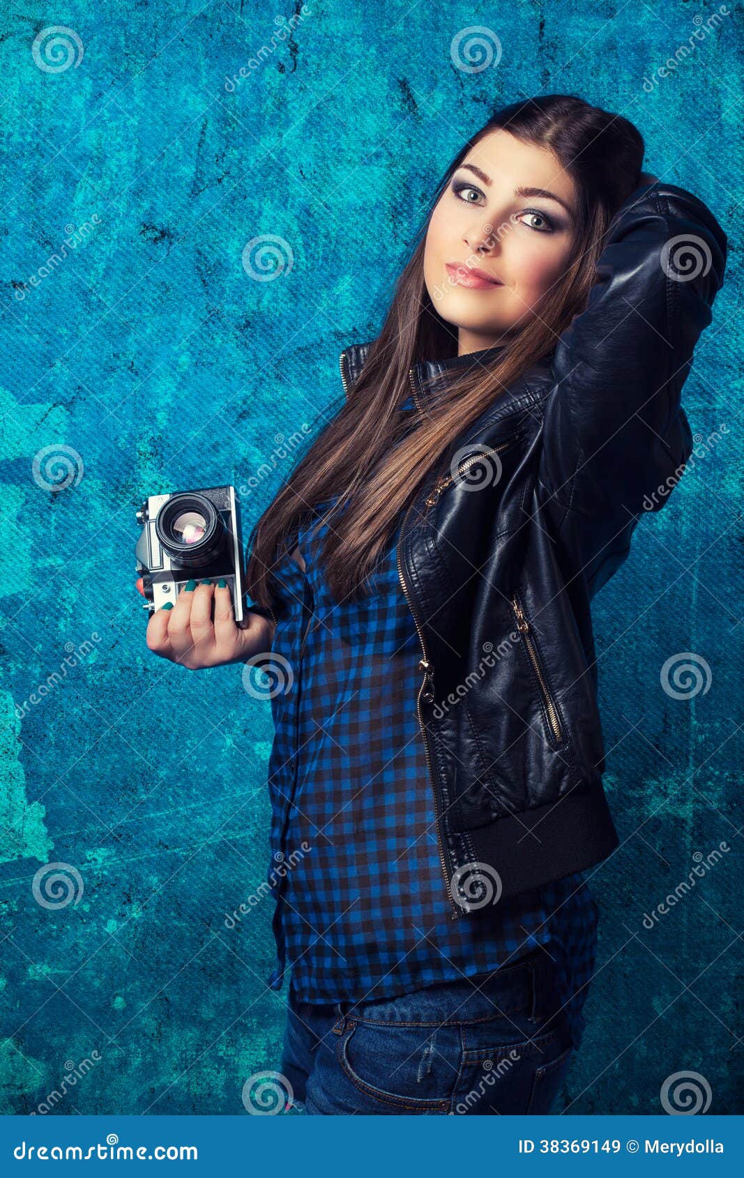 De Mooie Jonge Camera Van De Holding Van De Vrouw Stock Afbeelding ...