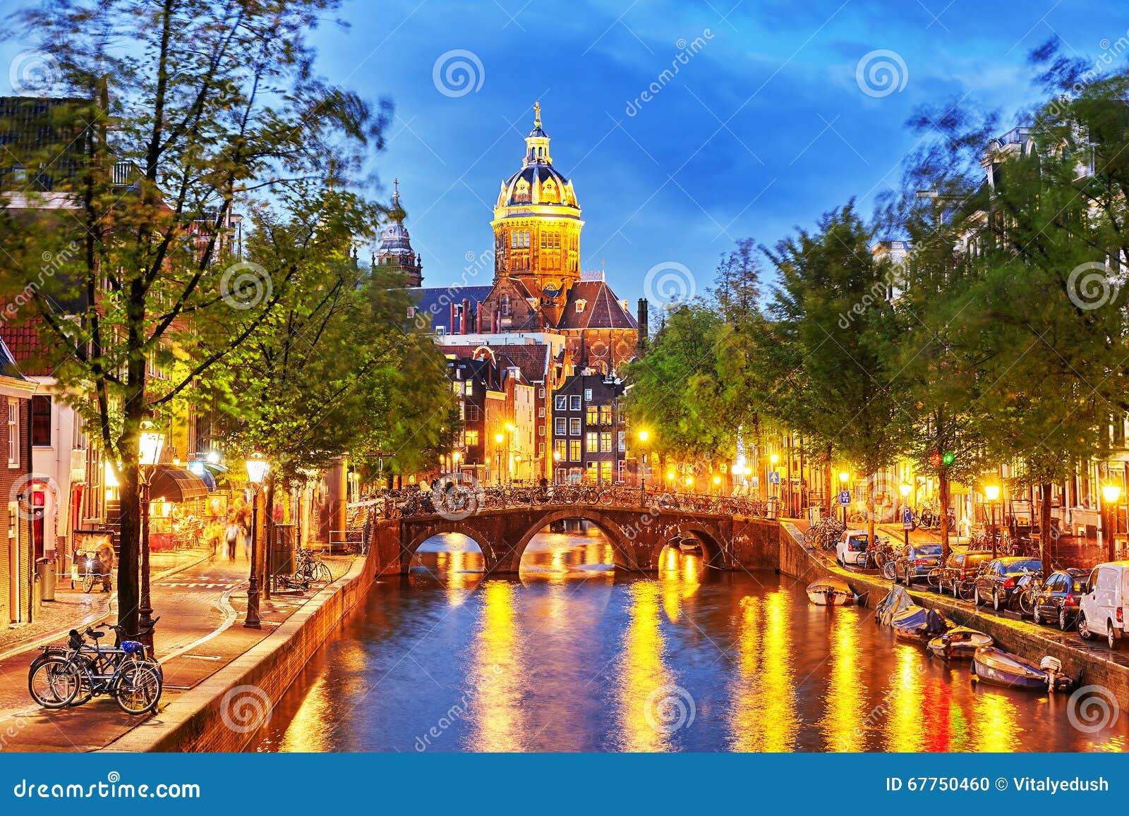 De Mooie Stad Van Amsterdam In De Avondtijd Stock Foto - Afbeelding ...