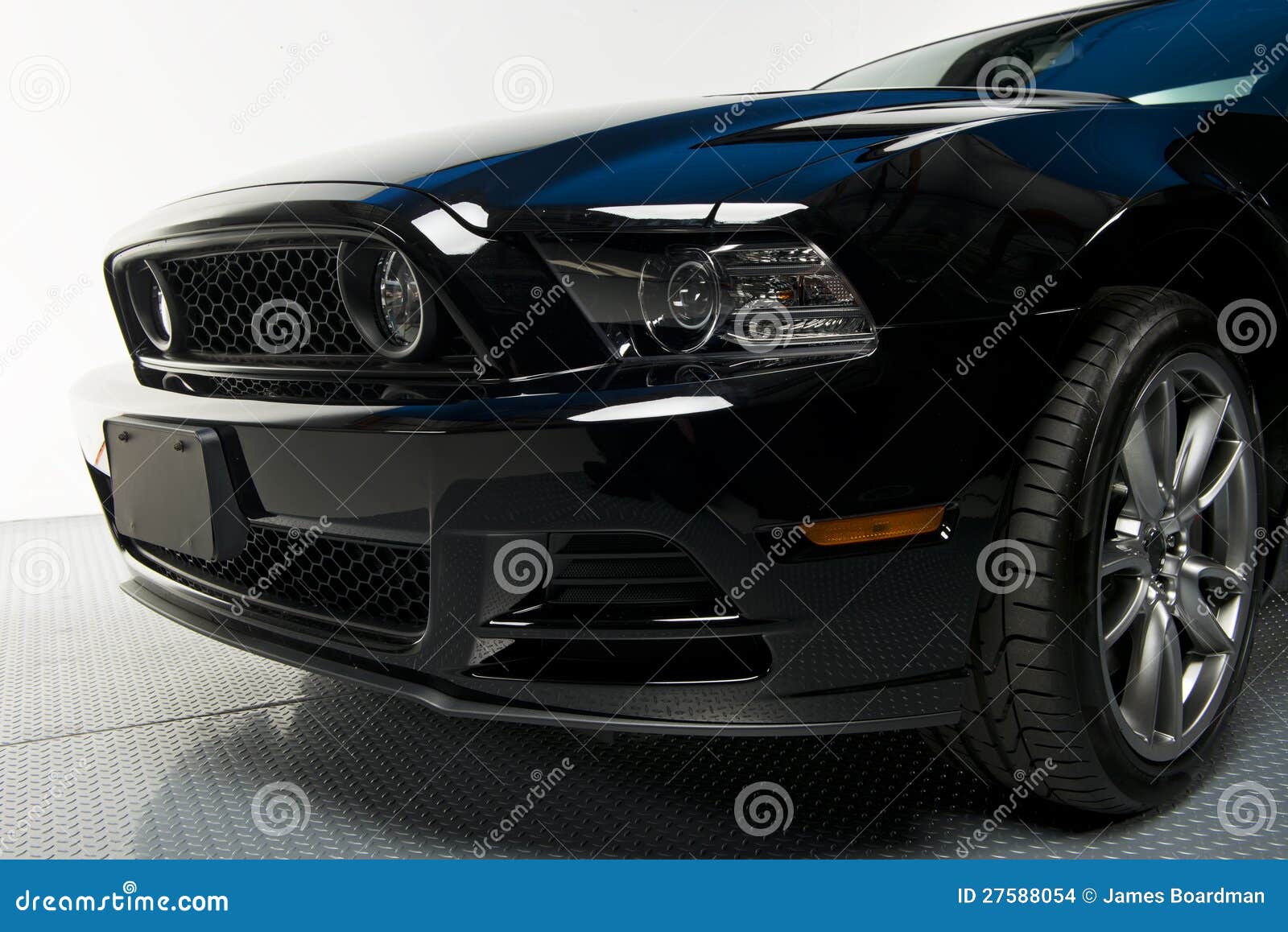 De Mooie Zwarte Auto Gaat Het Frame in Stock Foto - Image of geïsoleerd ...