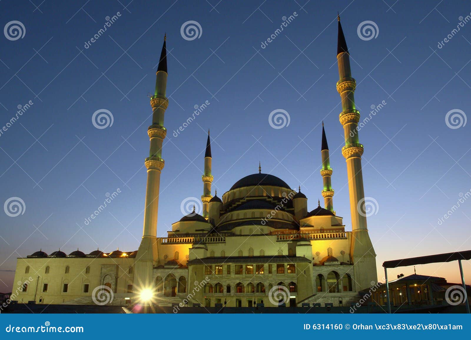 De Moskee Van Kocatepe in Ankara - Turkije Stock Foto - Image of ...