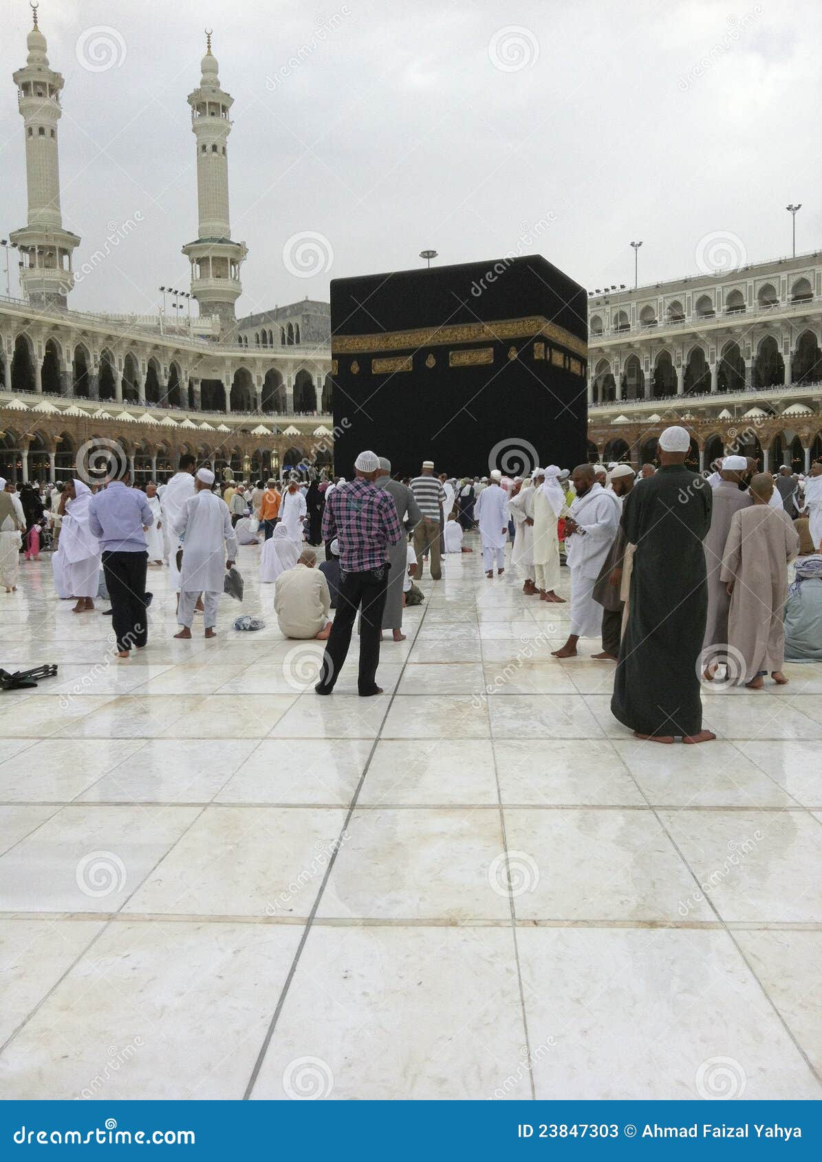 De Moslim Pelgrims Lopen Na Lichte Motregen Redactionele Stock Foto ...