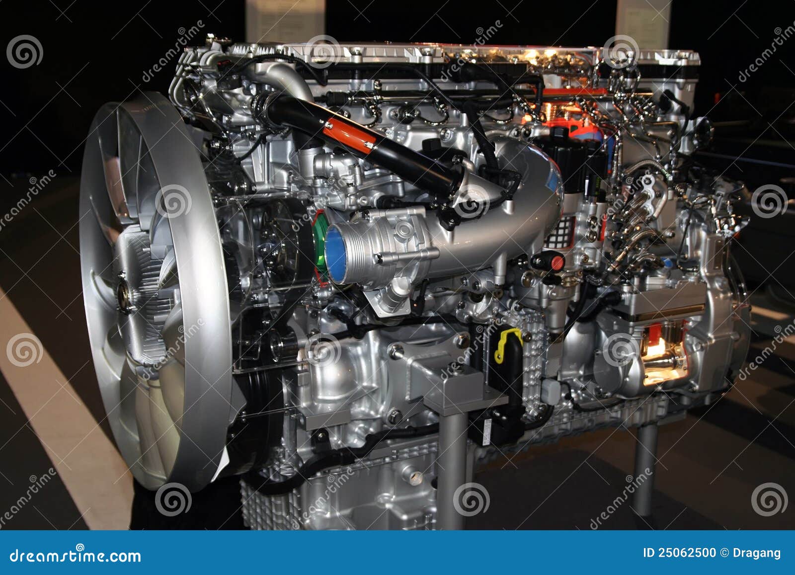 De Motor Van De Vrachtwagen Stock Foto - Image of techniek, bout: 25062500