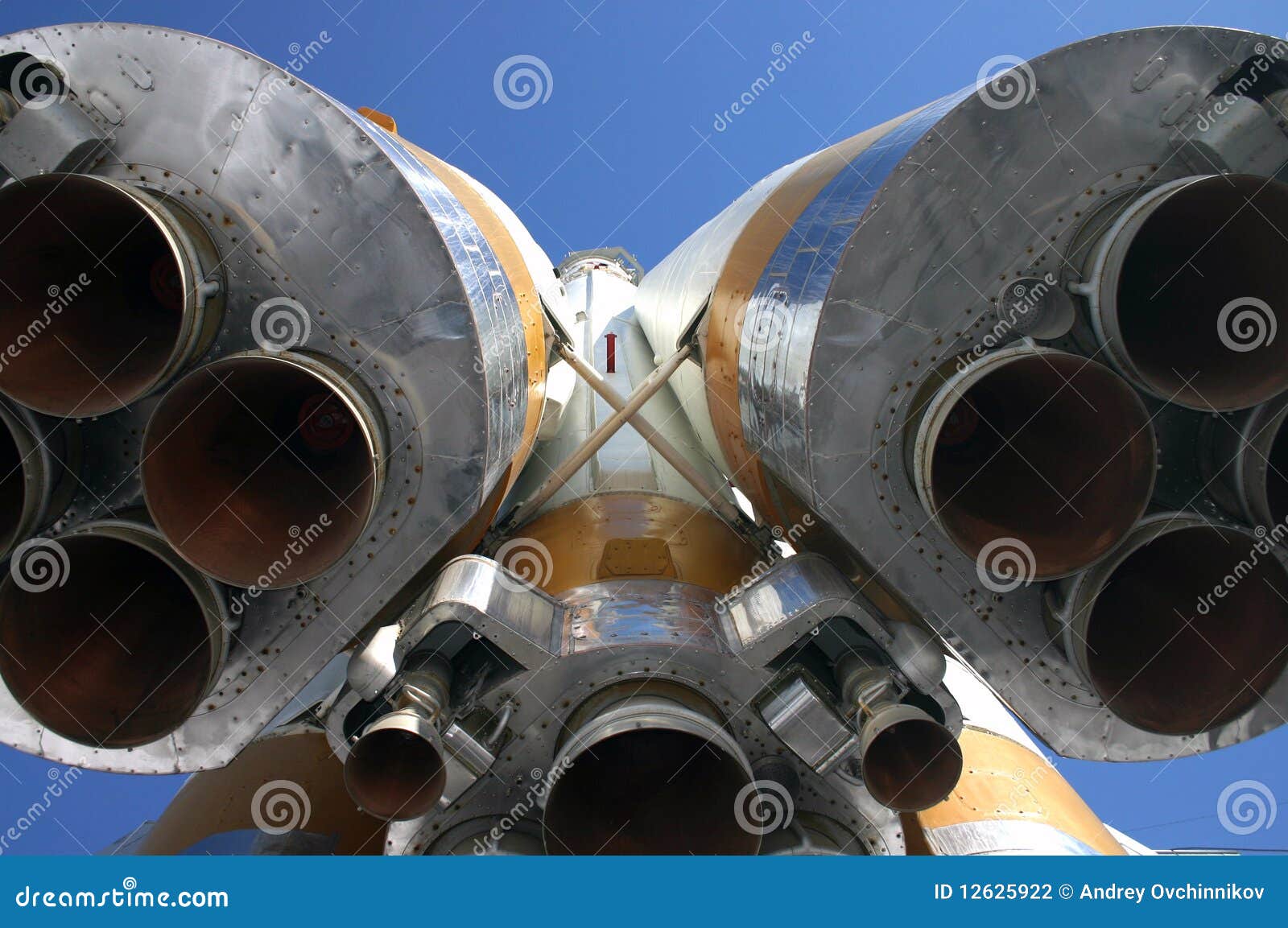 De Motoren van de raket stock foto. Image of monument - 12625922