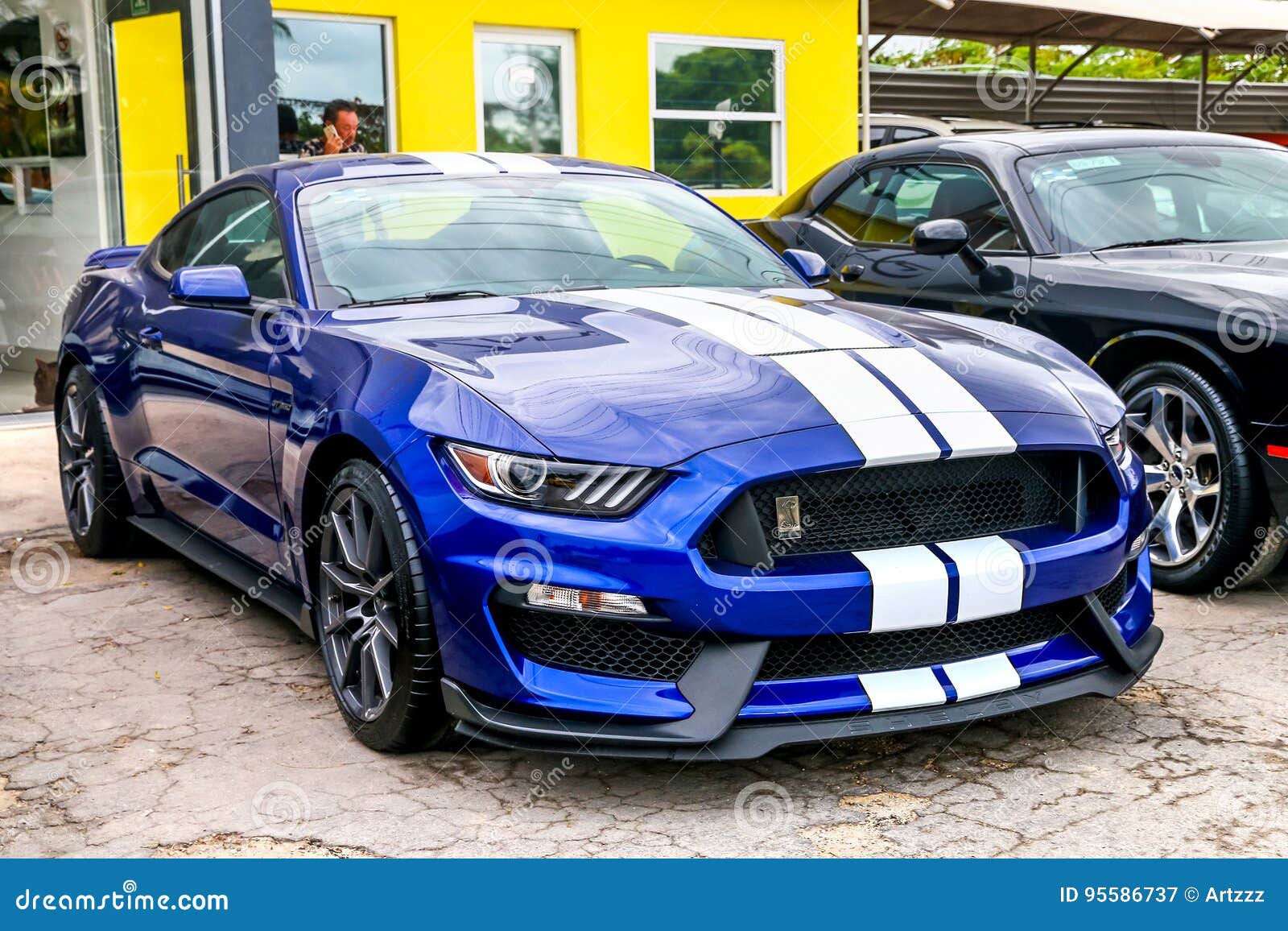 De mustang van Shelby redactionele fotografie. Image of centrum - 95586737