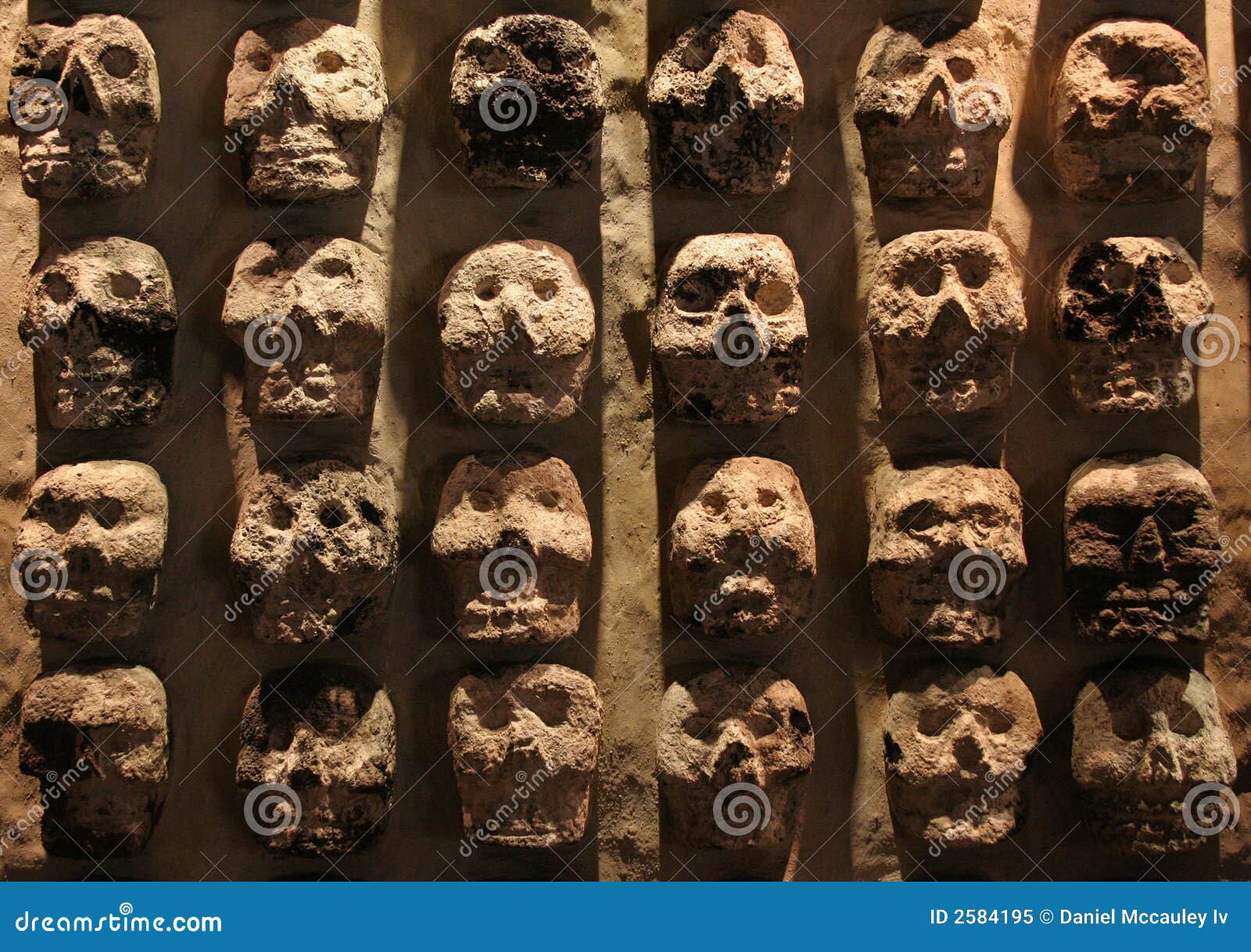 De Muur van de schedel stock afbeelding. Image of mexico - 2584195