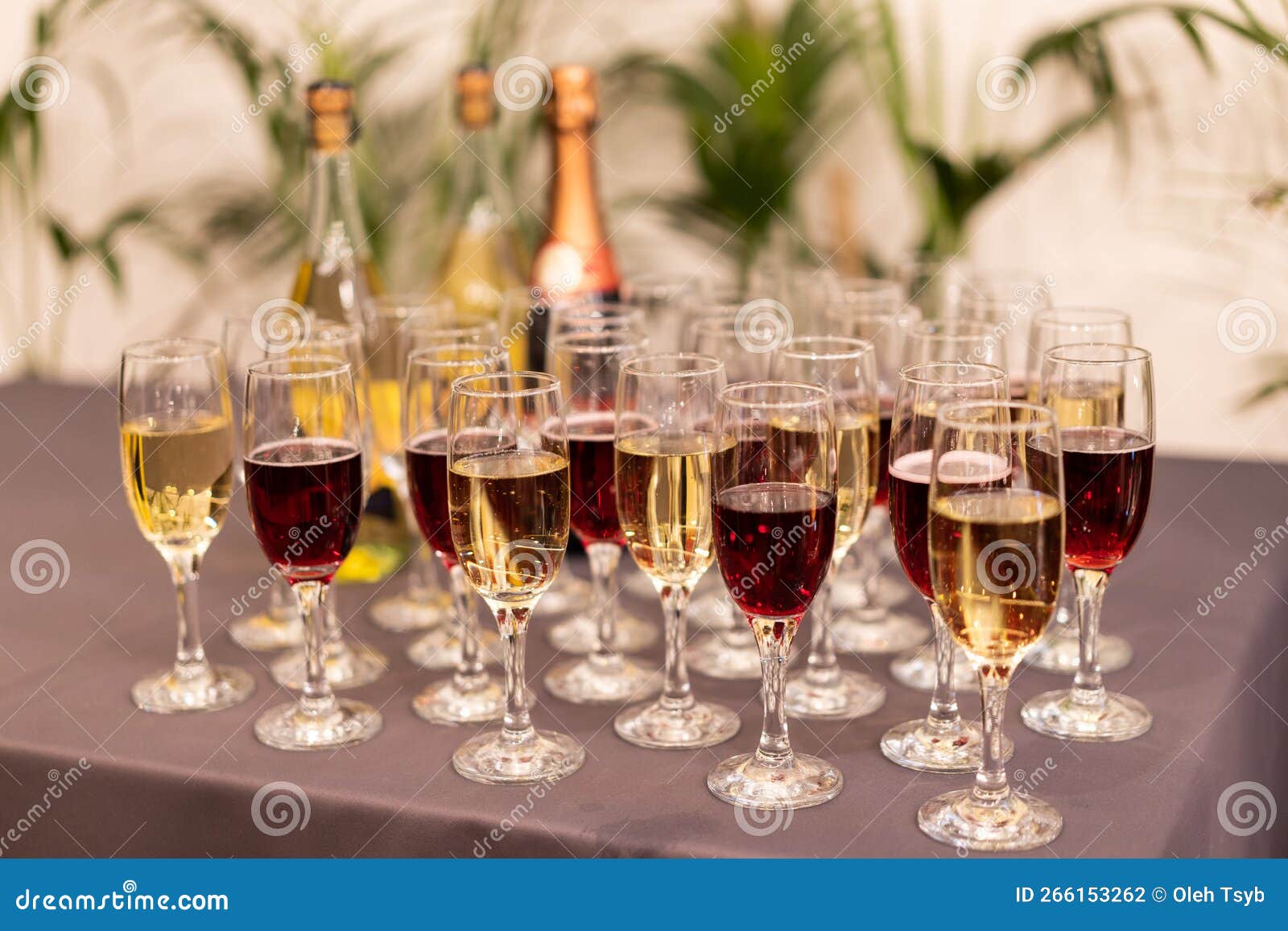 De Nombreuses Verres De Vin Sur La Table Buffet Photo stock - Image du ...