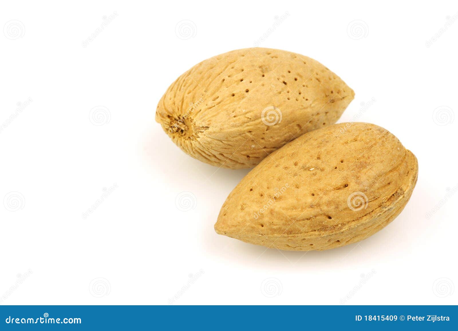 De noten van de amandel stock afbeelding. Image of geïsoleerd - 18415409
